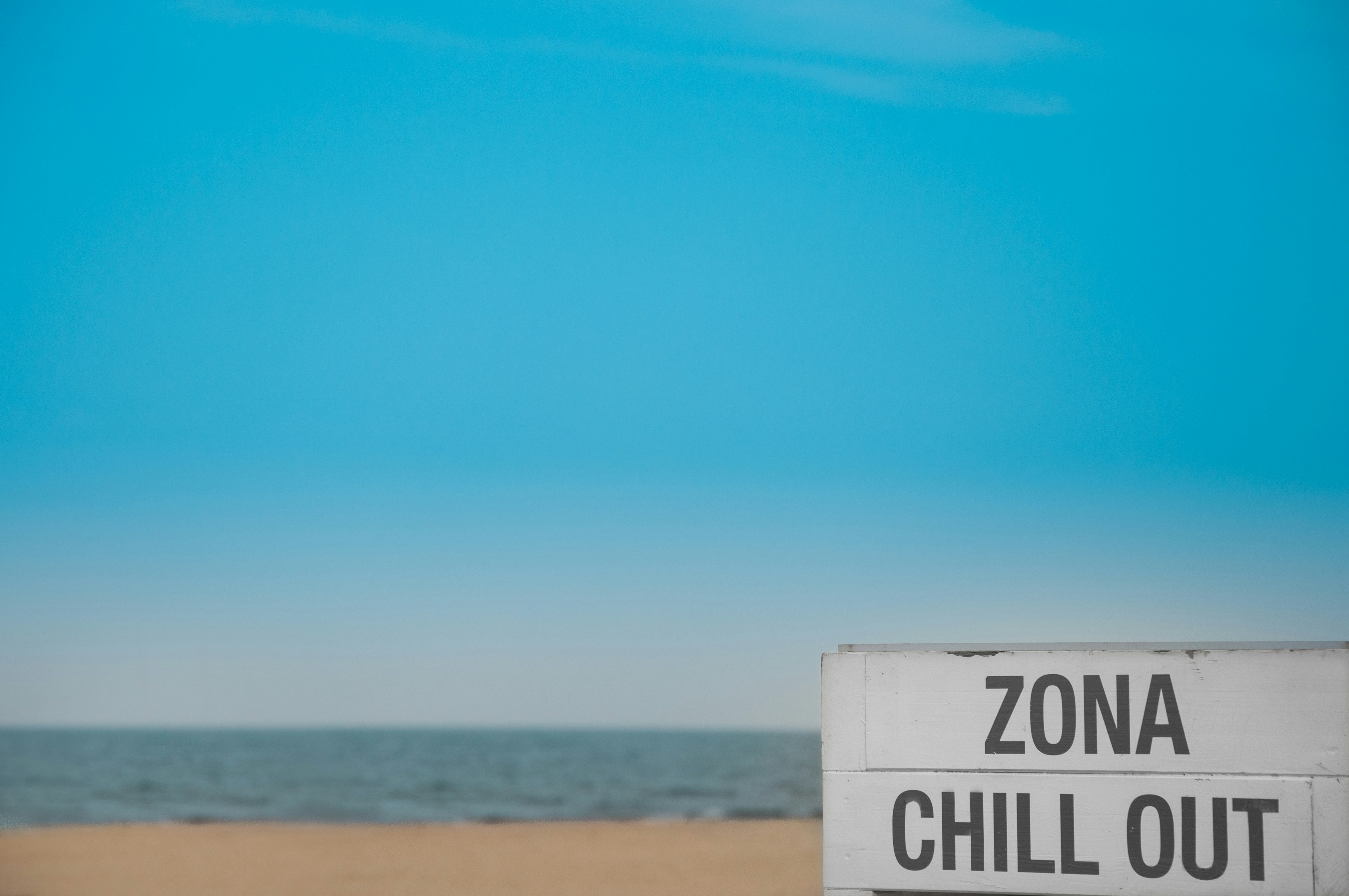 Un panneau sur une plage qui dit Zona Chill Out photo – Photo España ...