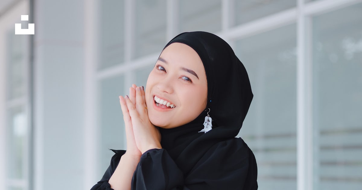 검은 히잡을 쓴 여성이 건물 앞에 서 있다 사진 Unsplash의 무료 얼굴 이미지