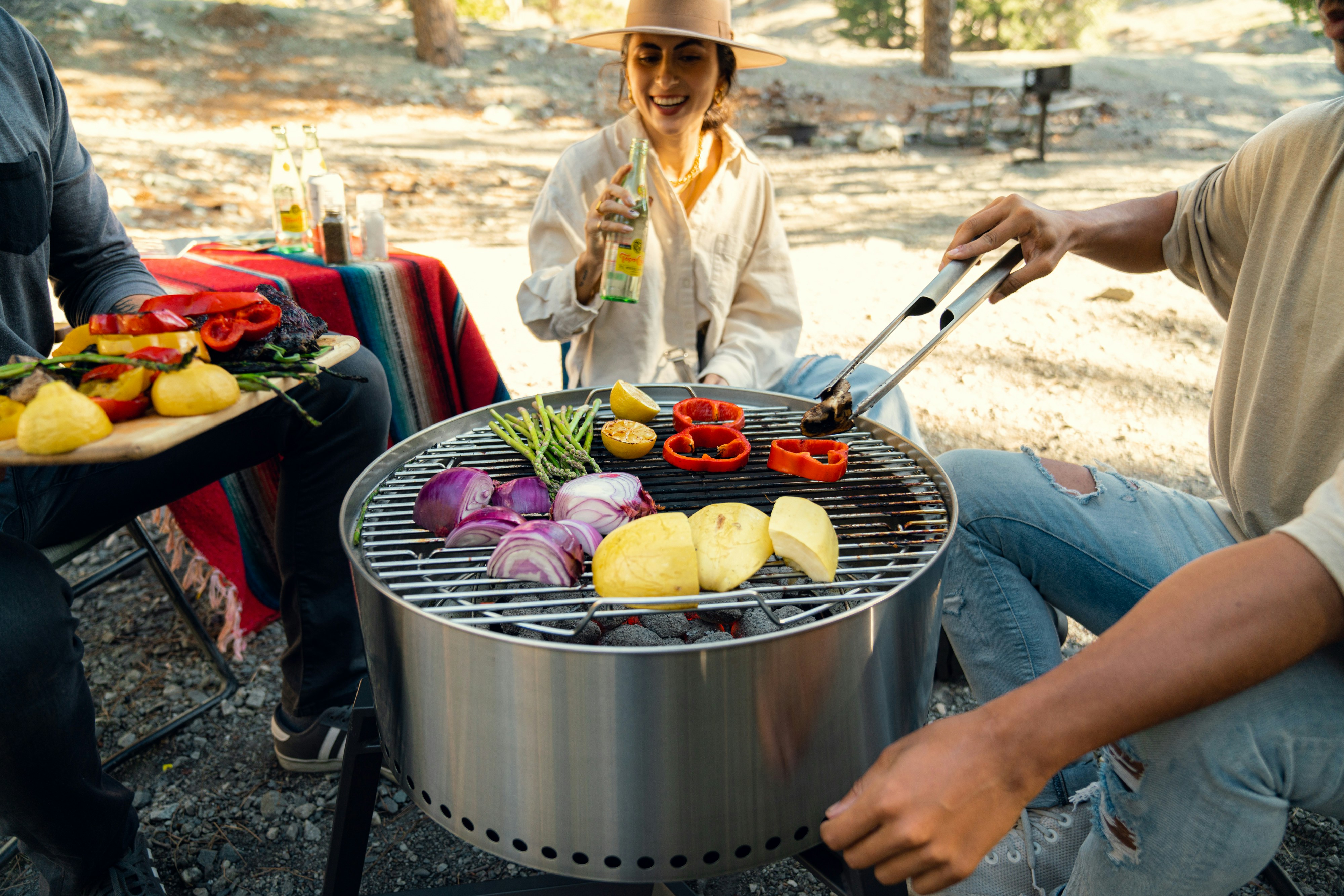 Ein Mann und eine Frau kochen Essen auf einem Grill Foto – Kostenloses ...