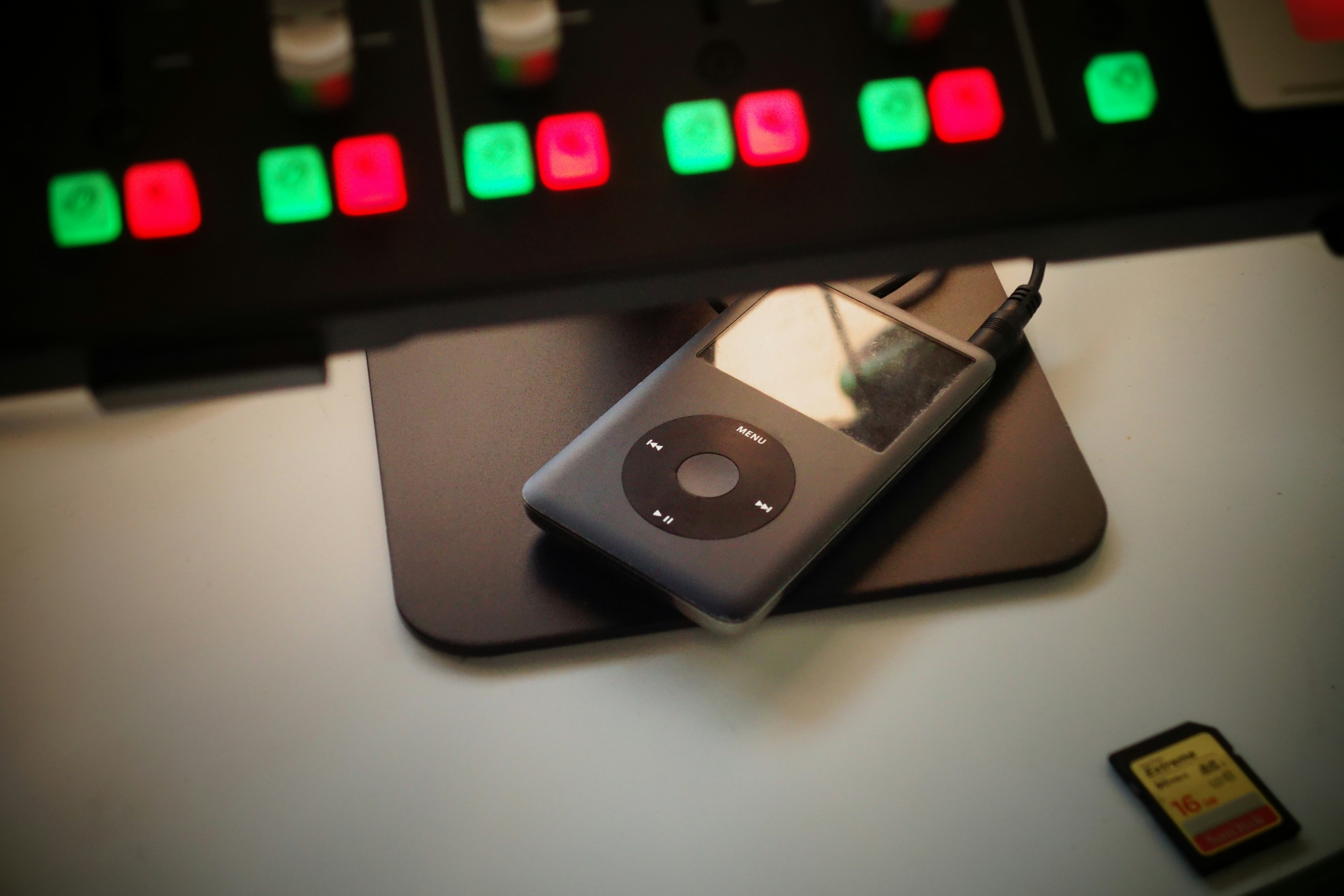 An ipod sitting on top of a mouse pad photo – Free Ipod Image on Unsplash