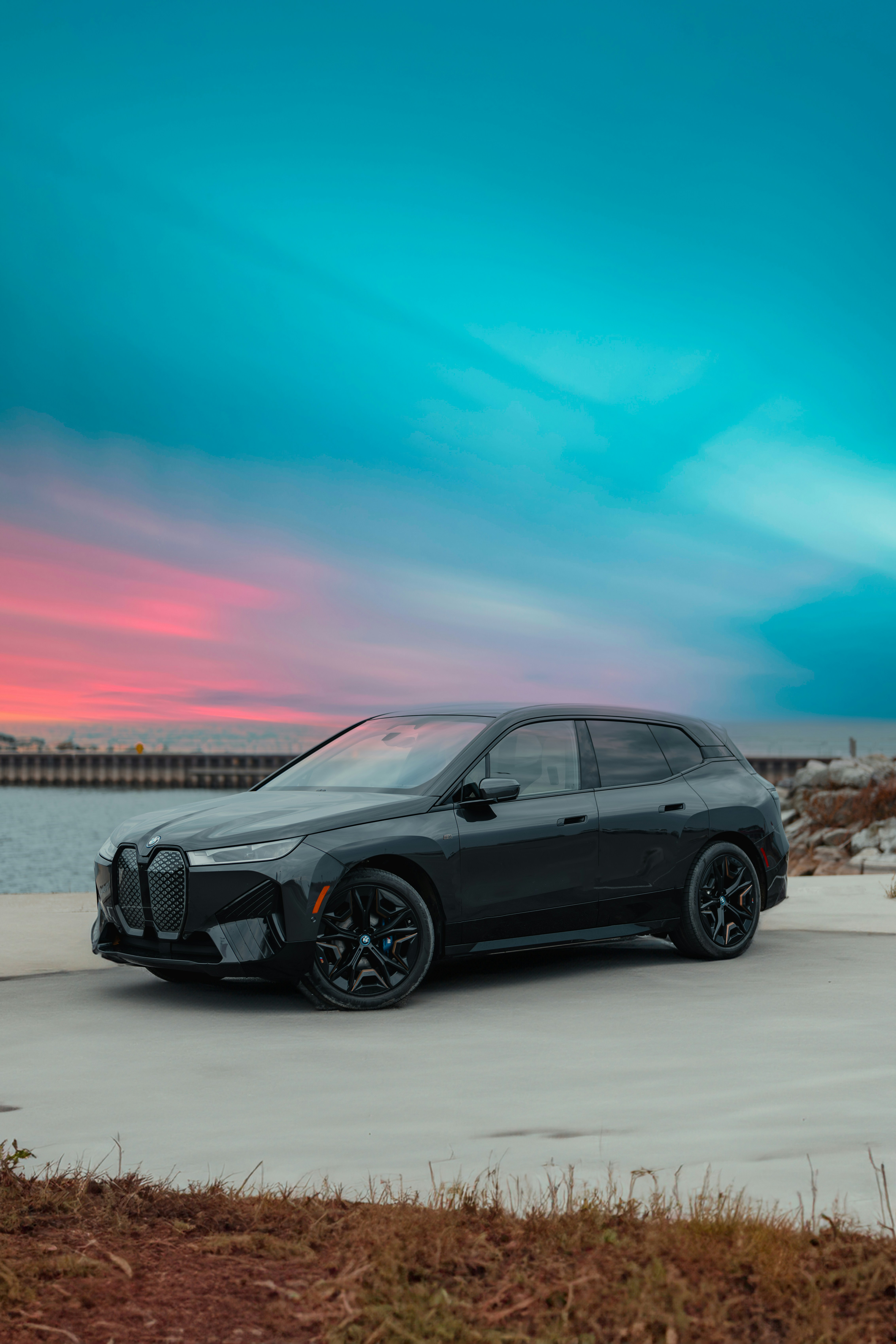 Un SUV BMW grigio parcheggiato sul ciglio della strada foto – Immagine ...