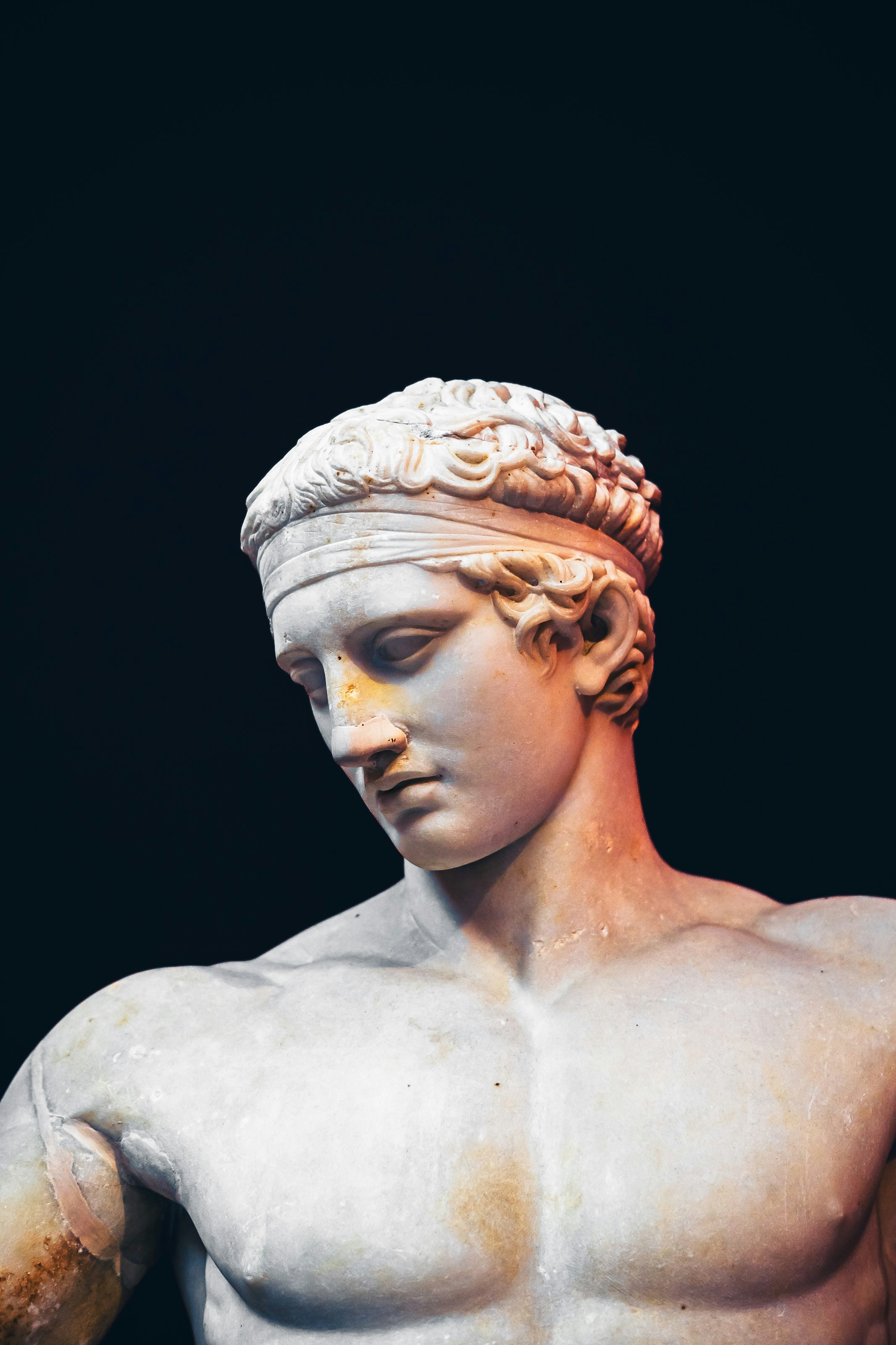 A statue of a man with a headband on photo – Free Human Image on Unsplash