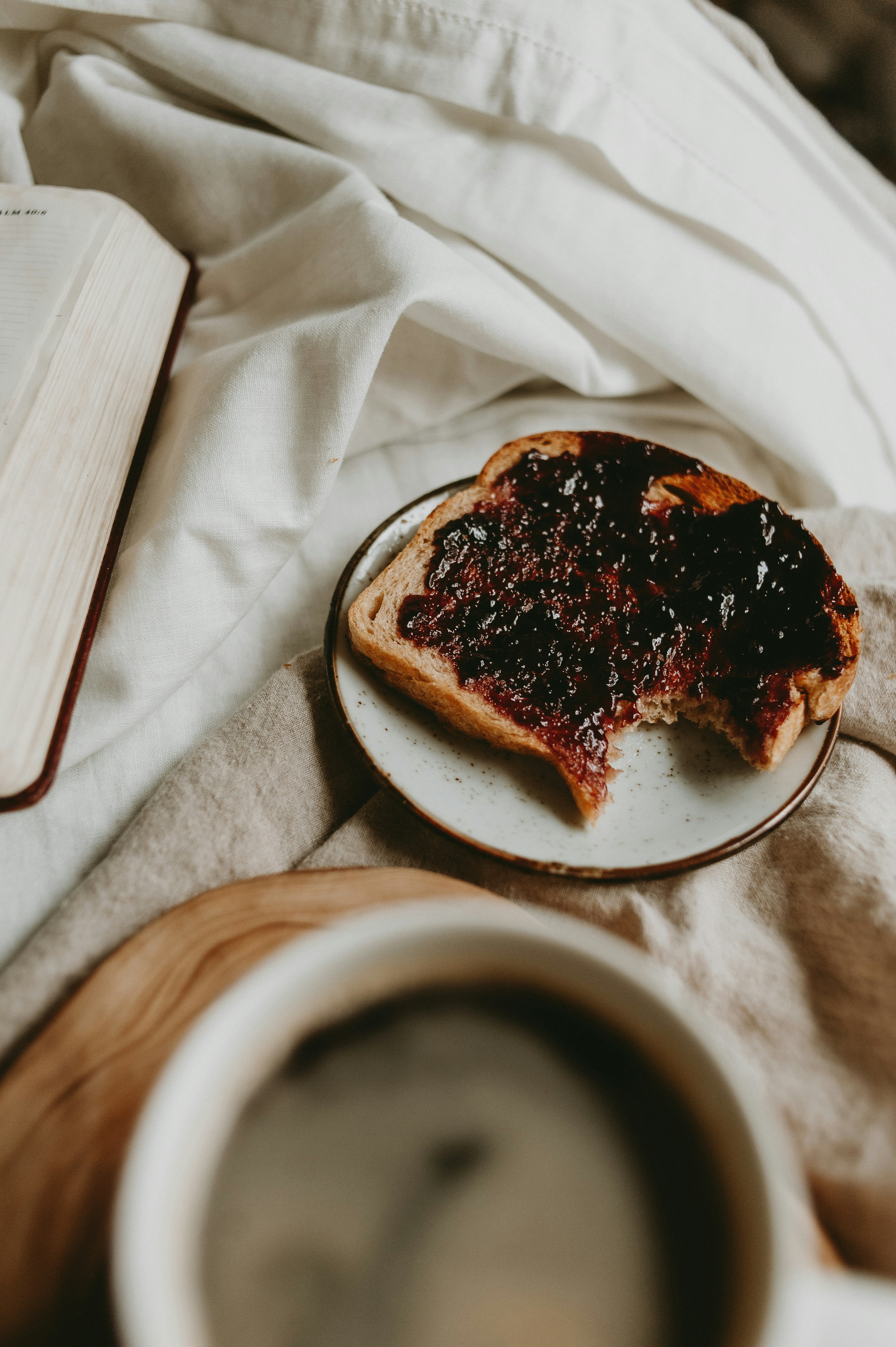 Foto Un plato con un pedazo de pan junto a una taza de café – Imagen ...