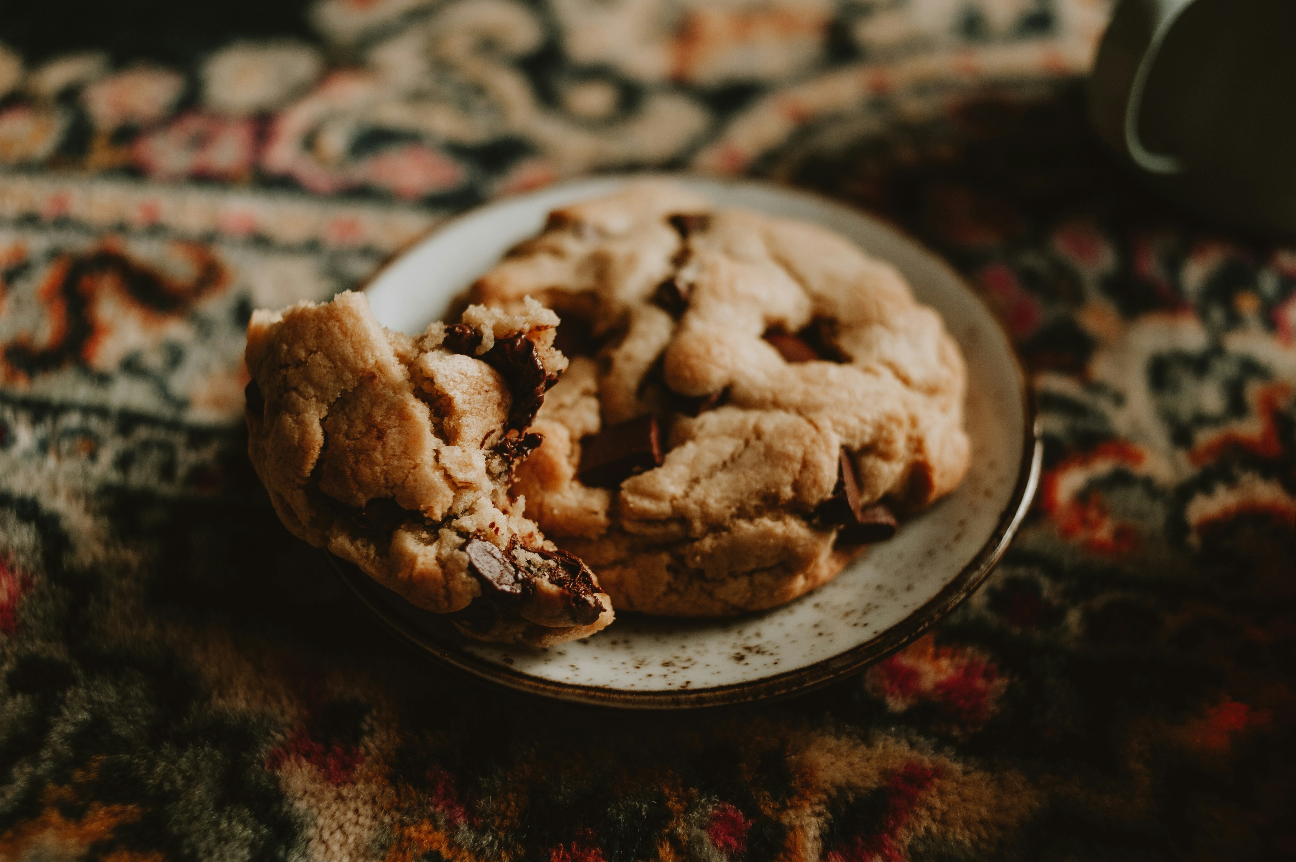 A couple of cookies sitting on top of a white plate photo – Free Cookie ...