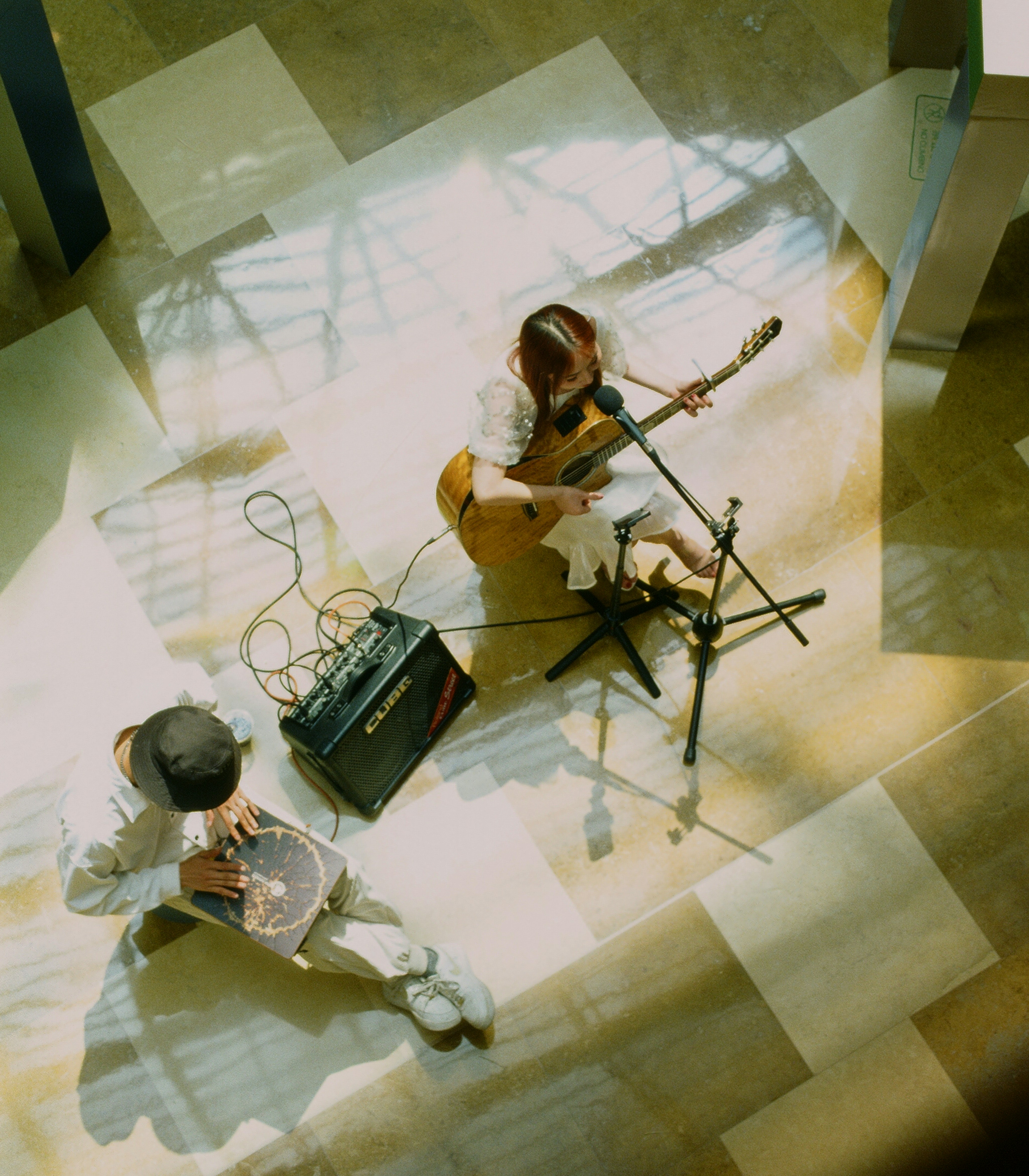 The little man (Tomo) looked at Wobbly Plum and seemed to think that something had changed in her, and that he himself had changed, moving away from what he was. Wobbly Mae obviously saw his hesitation and smiled vaguely in the hibiscus, "It won't be." "The little man (Tomo) watched her as the stairs went all the way down, like a shimmering light, sending her all the way into the depths of the underground, but it felt like a step out of his heart.