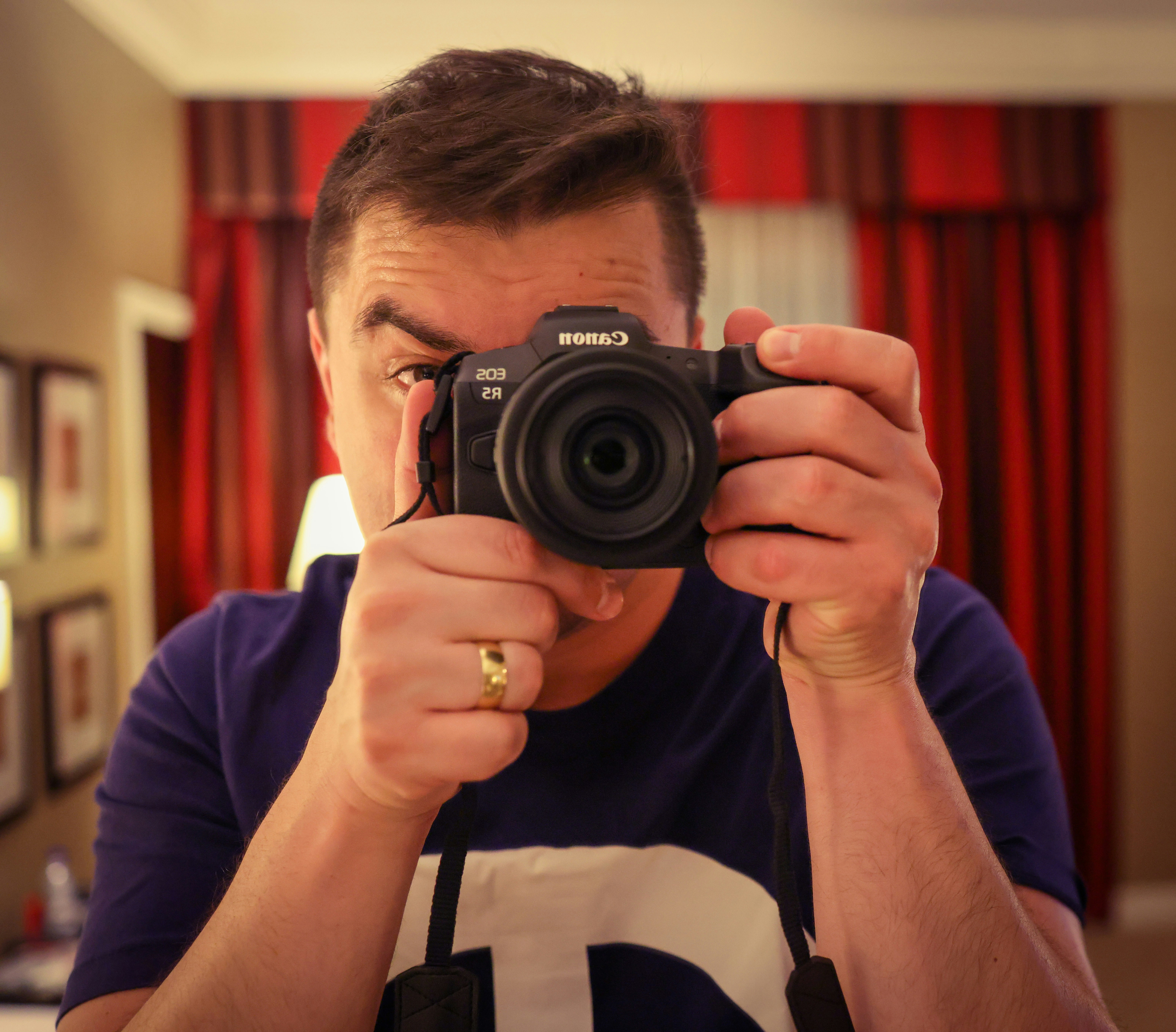 A man taking a picture of himself with a camera photo – Free Dubai ...