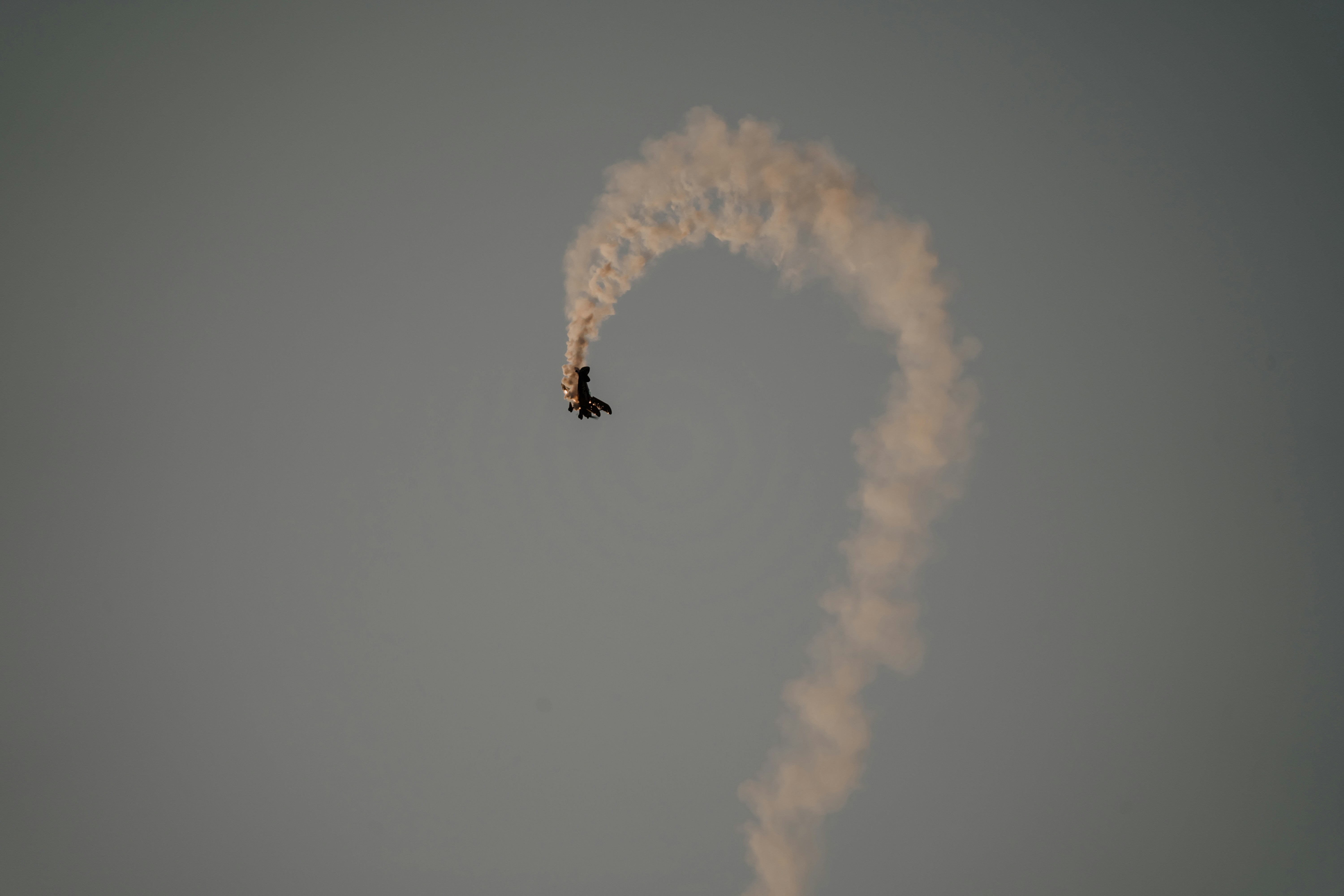 Una avioneta volando en el cielo dejando un rastro de humo foto ...