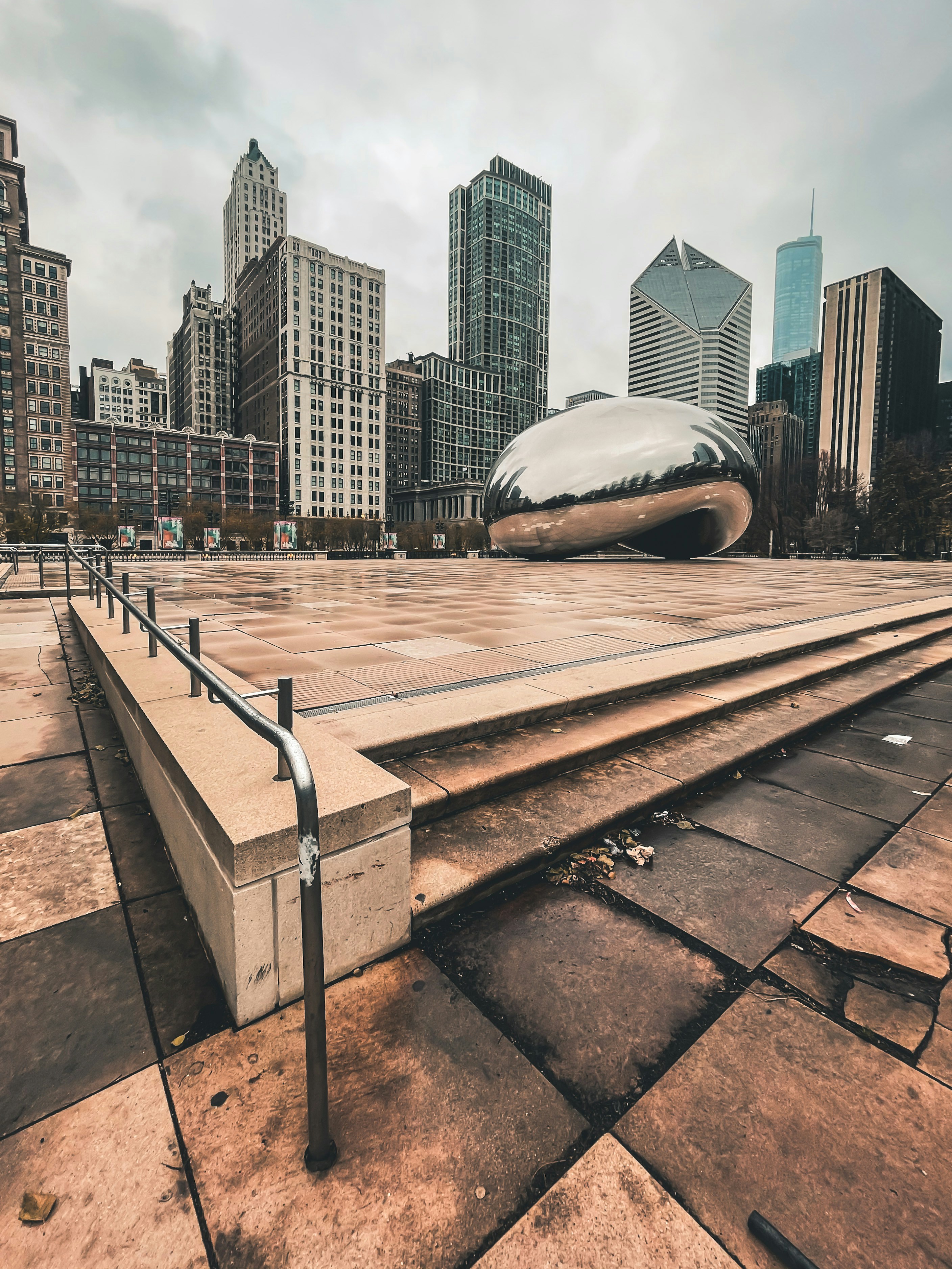 A large metal object sitting on top of a roof photo – Free Chicago ...