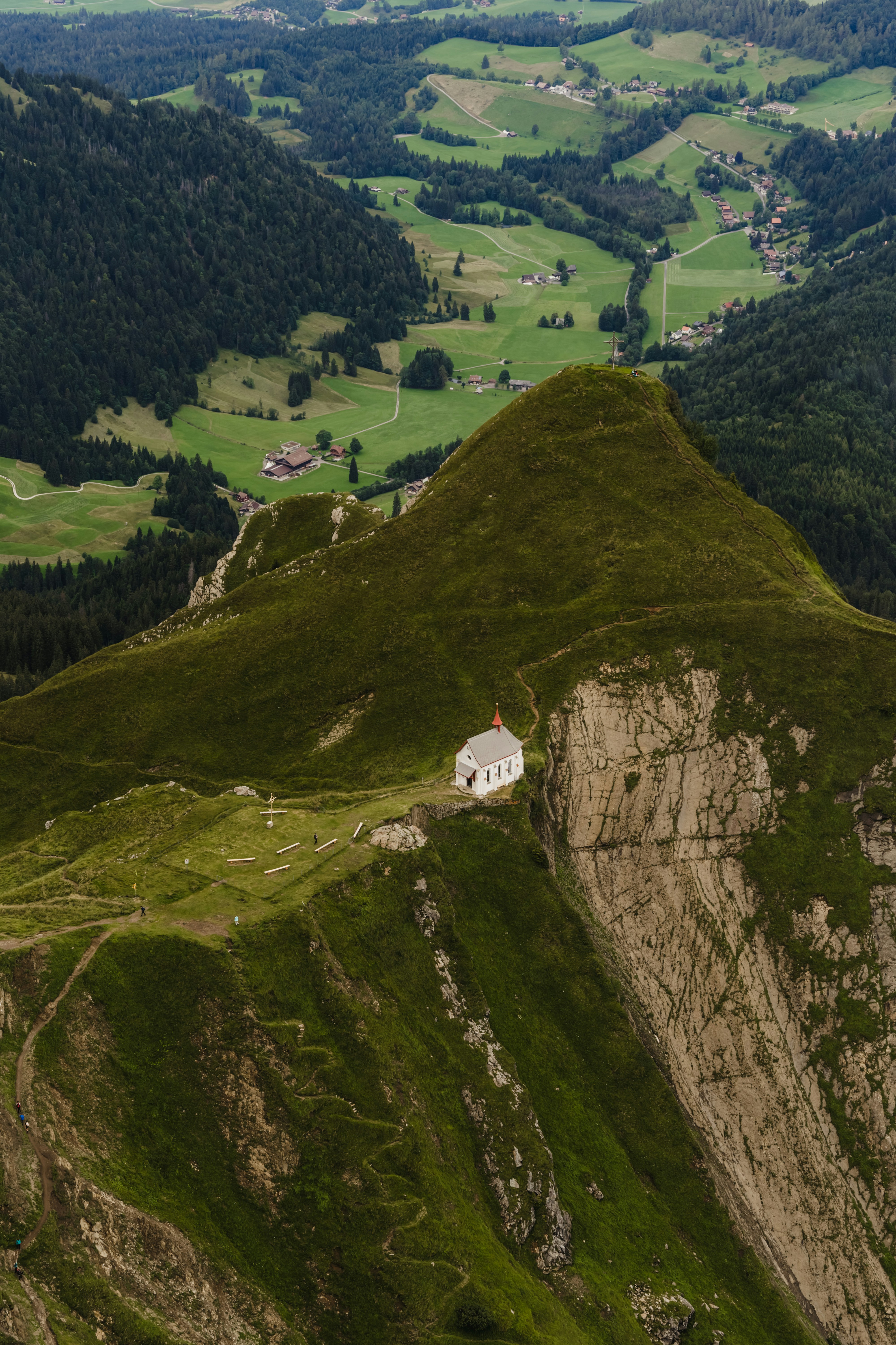 Cliffside Chapel: A Tiny White Sanctuary Clinging to a Verdant Ridge