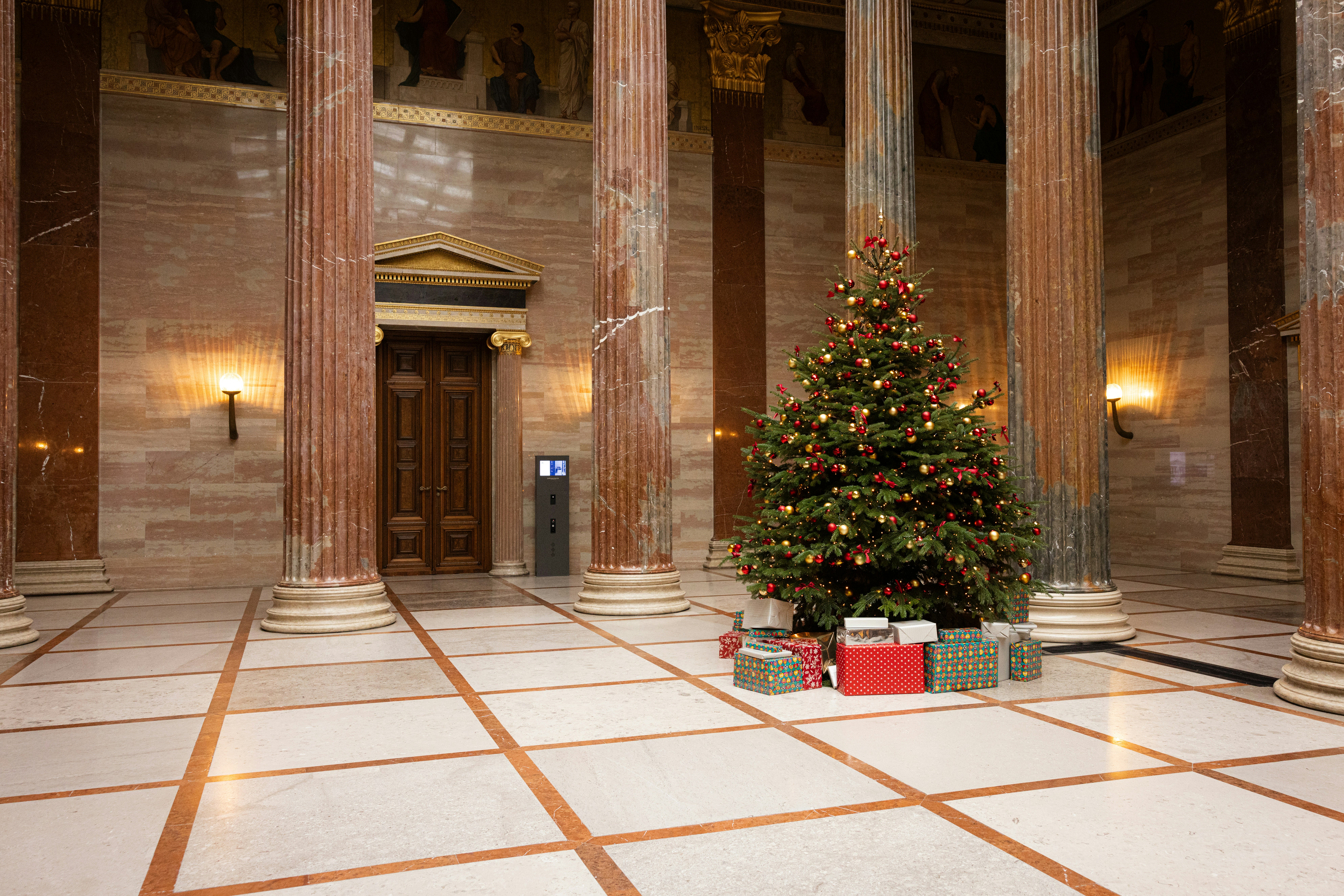 A christmas tree in a large room with columns photo – Free Österreich ...