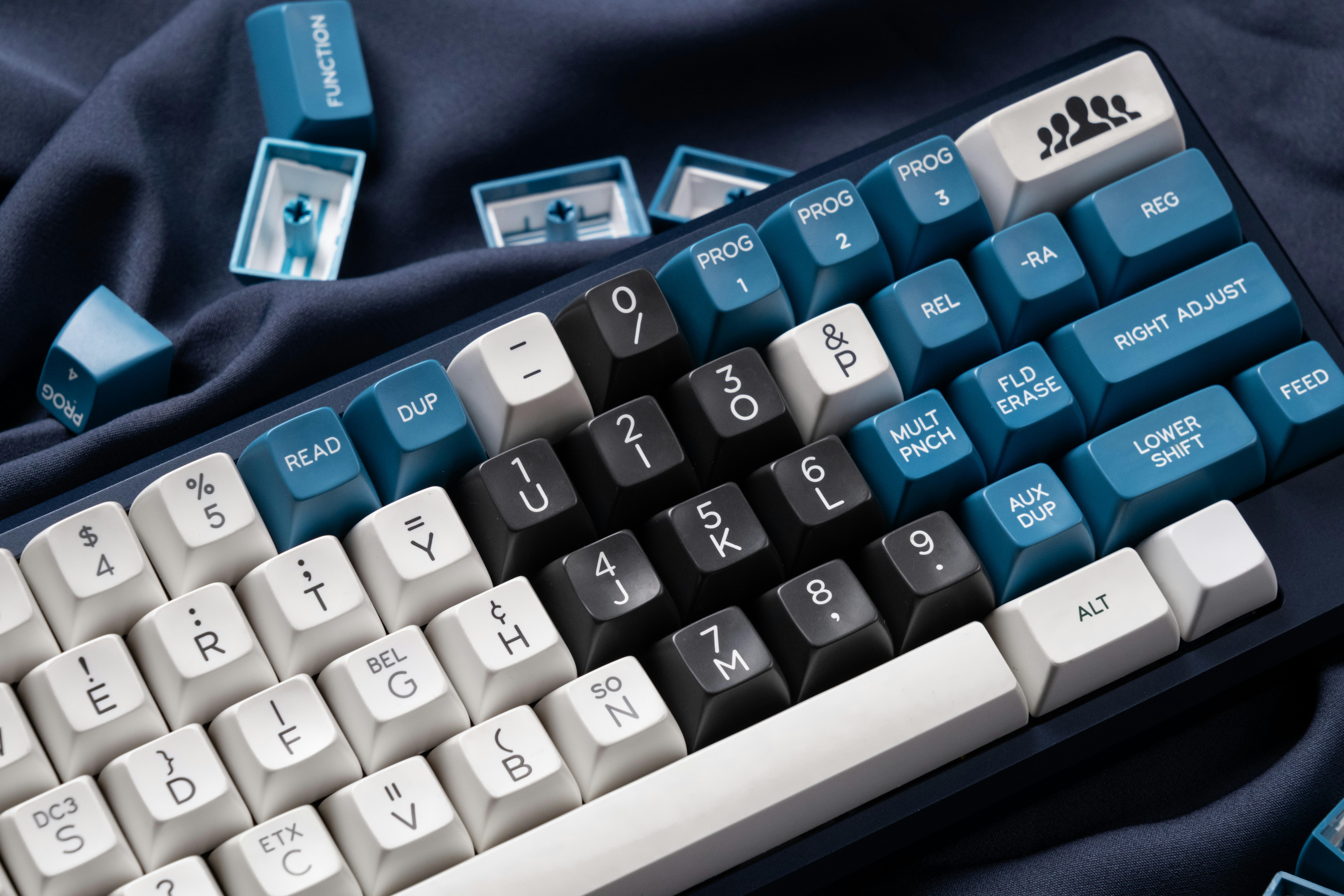 A computer keyboard sitting on top of a blue blanket photo – Free ...