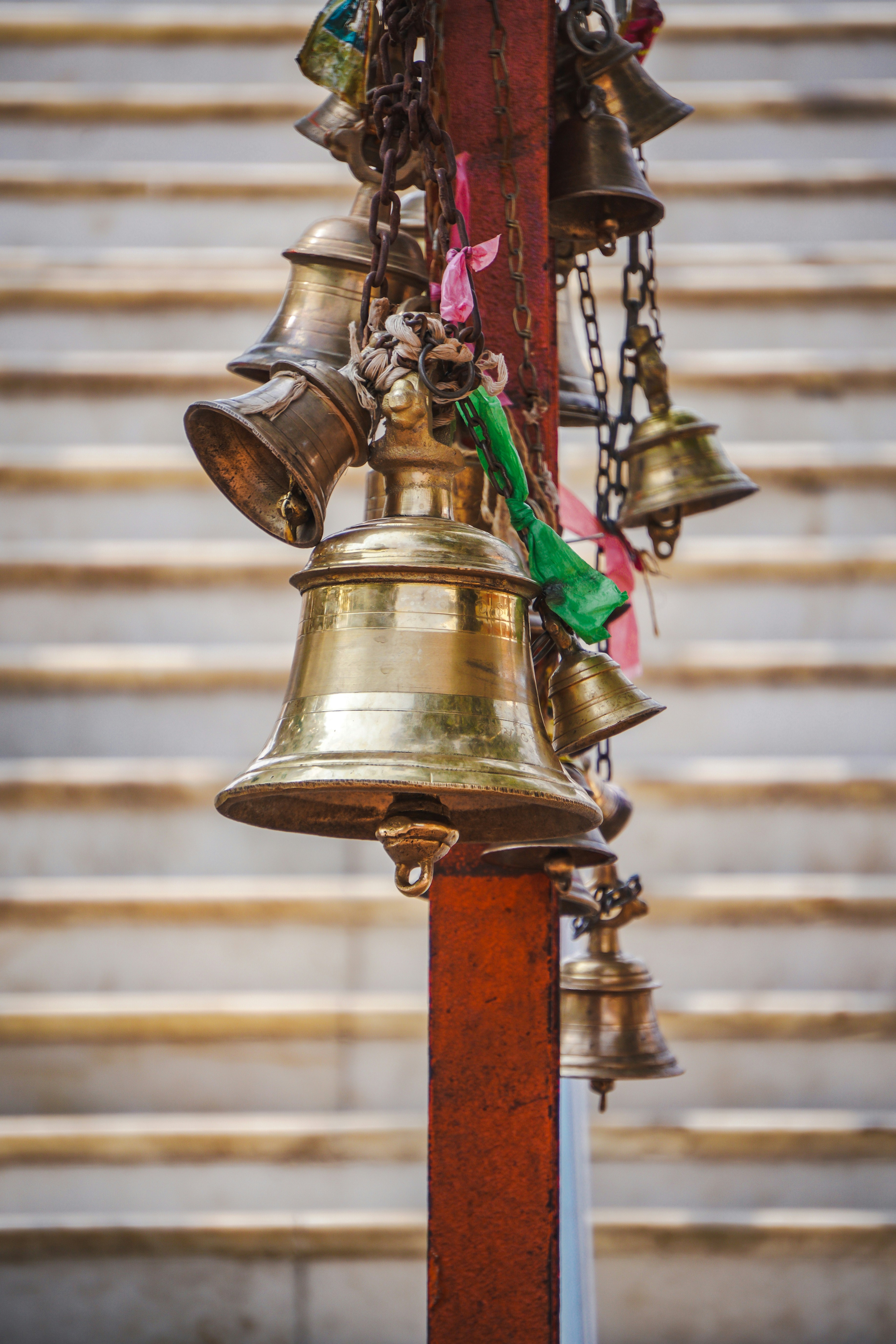 A bunch of bells that are on a pole photo – Free Guna Image on Unsplash