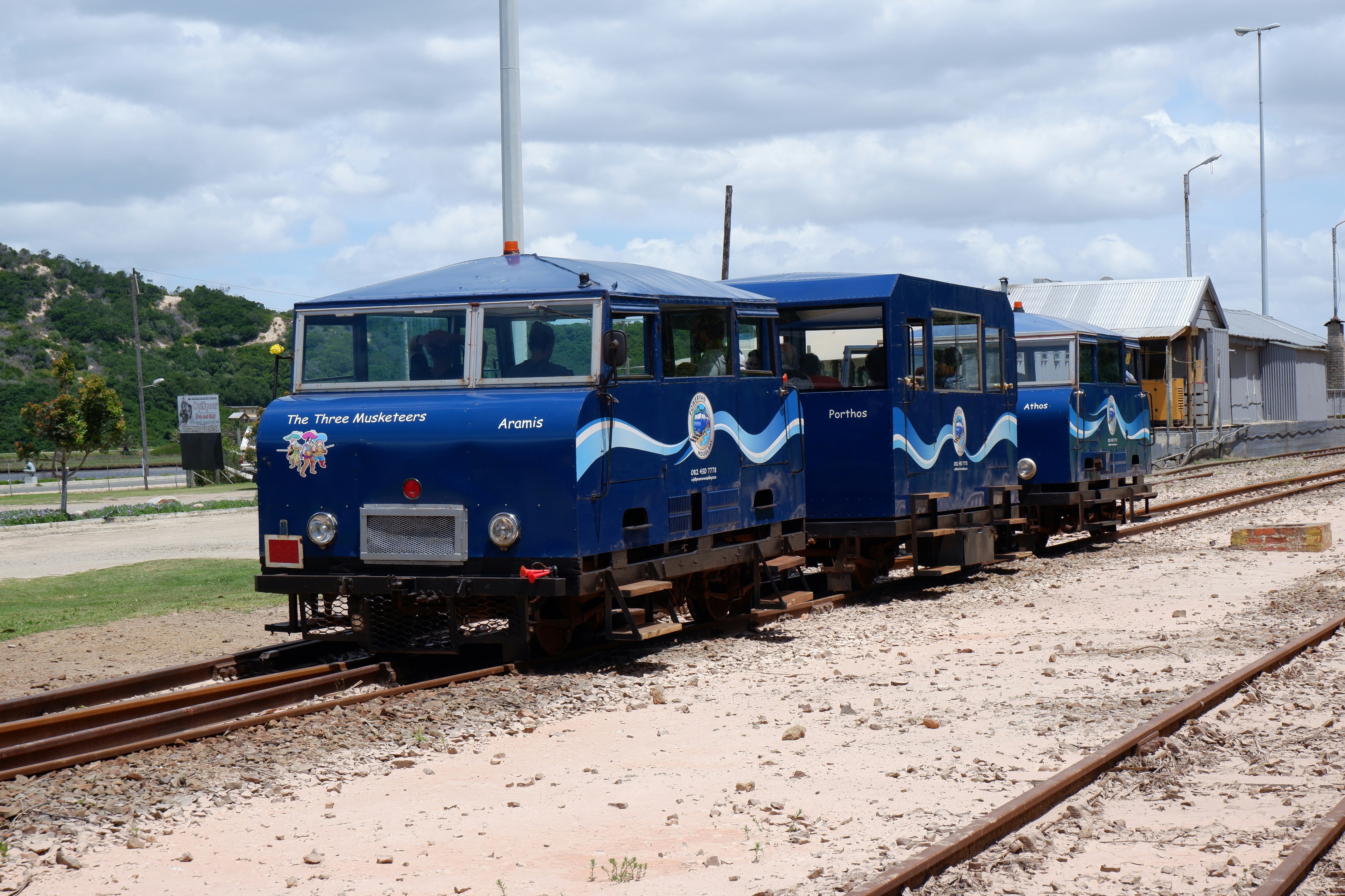 A couple of blue trains sitting on top of train tracks photo – Free Train Image on Unsplash