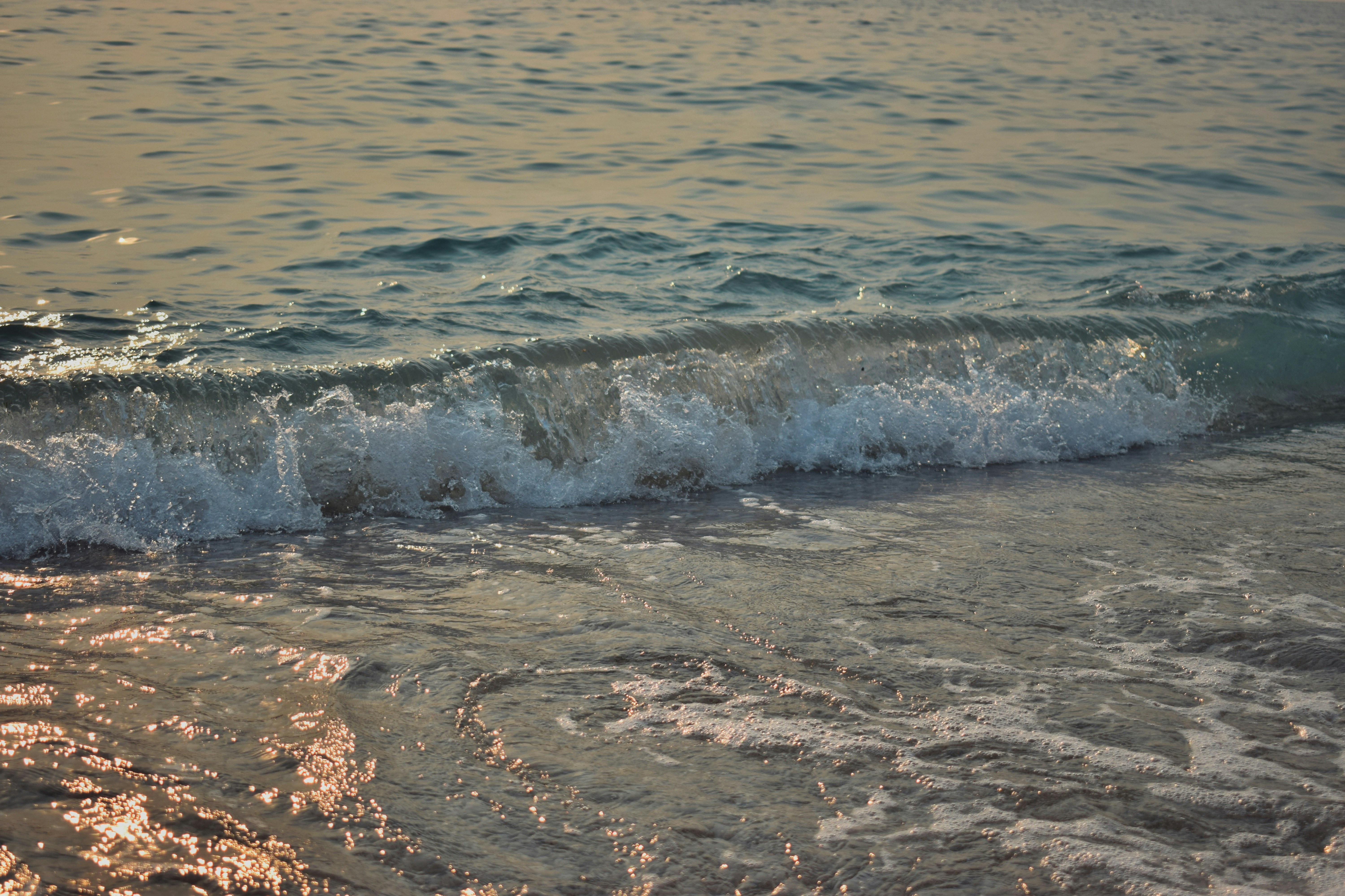 A wave is coming in to the shore photo – Free Albania Image on Unsplash