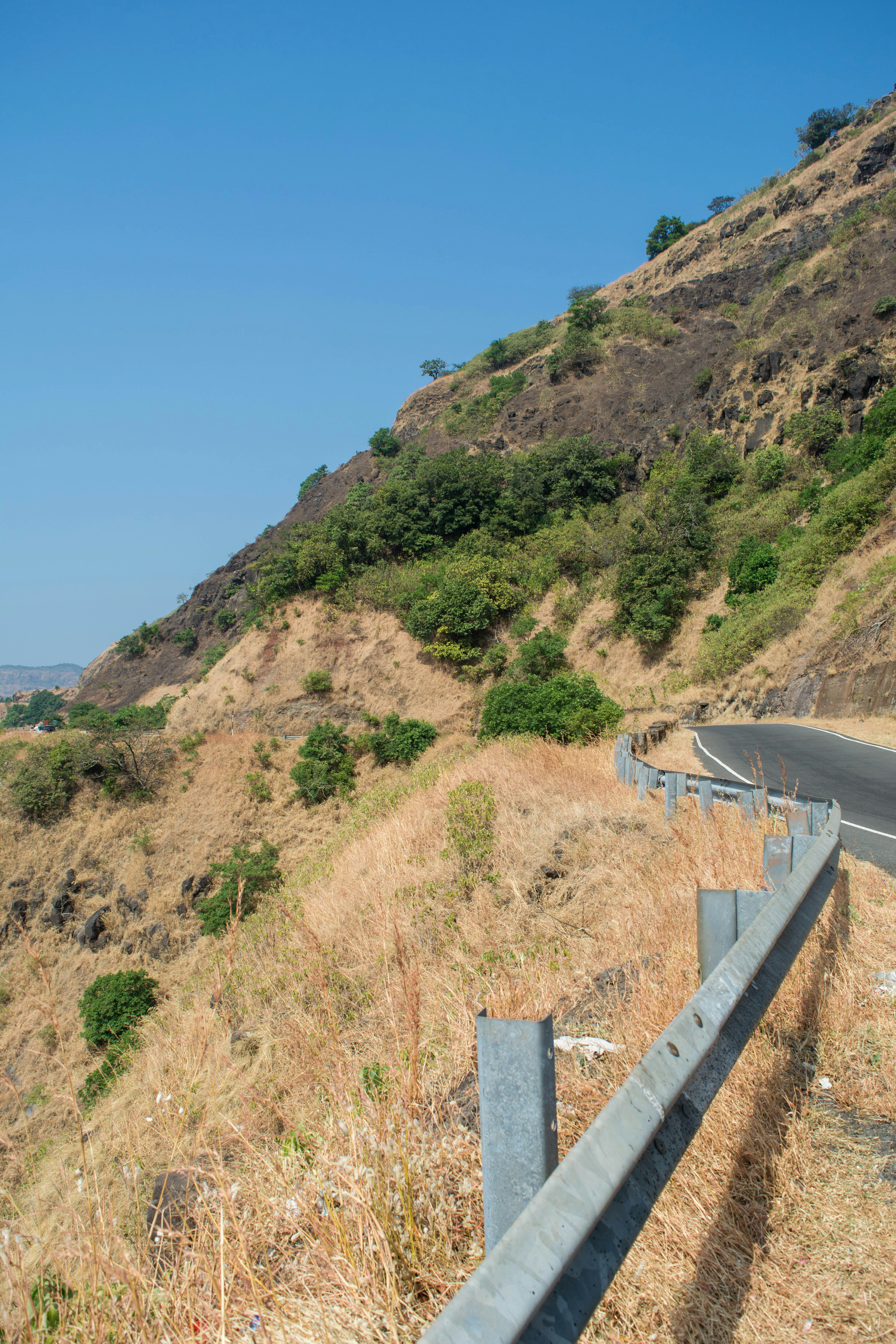 Une vue d’une route qui monte une colline photo – Image gratuite de ...