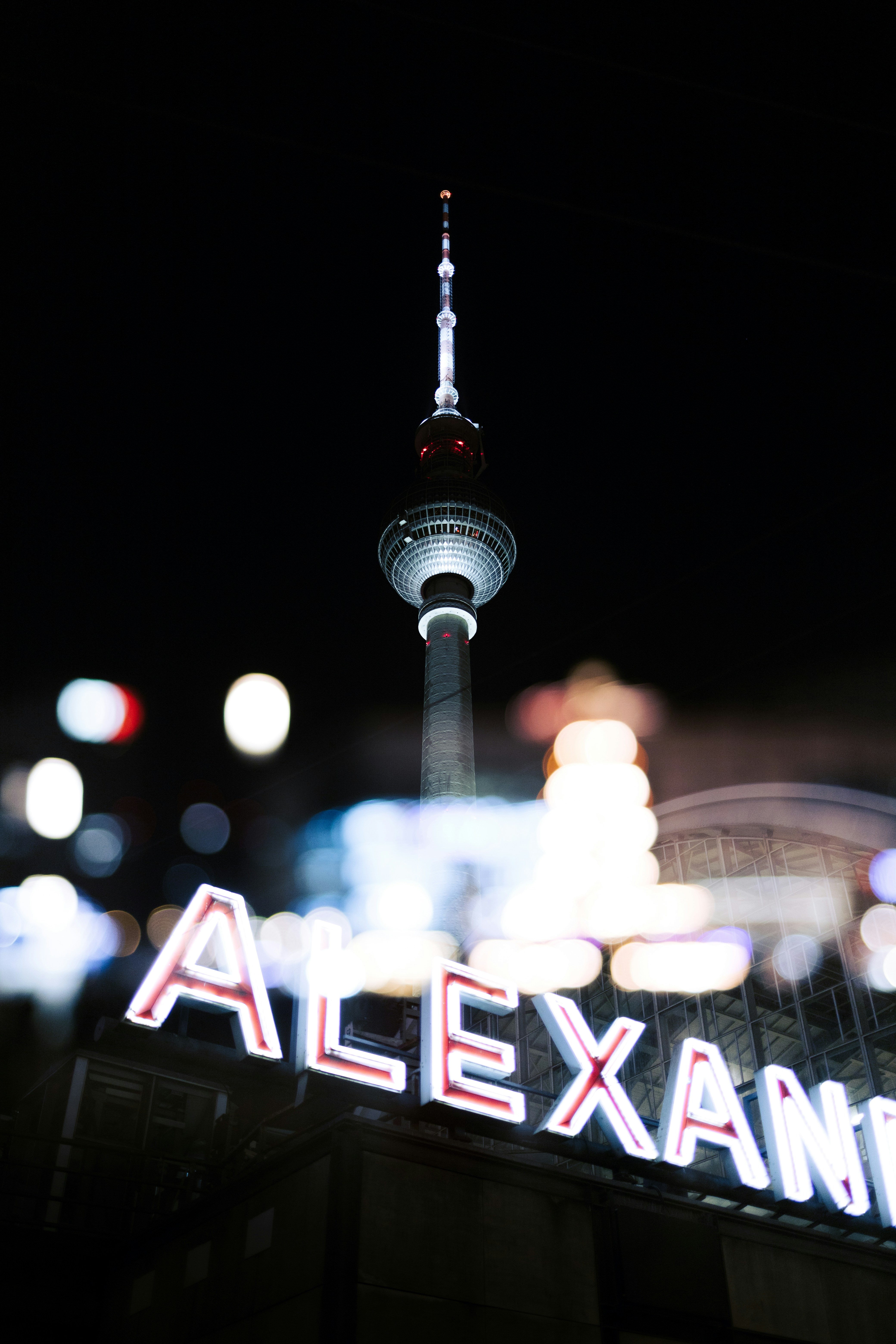Neon at Alexanderplatz: Fernsehturm in Focus