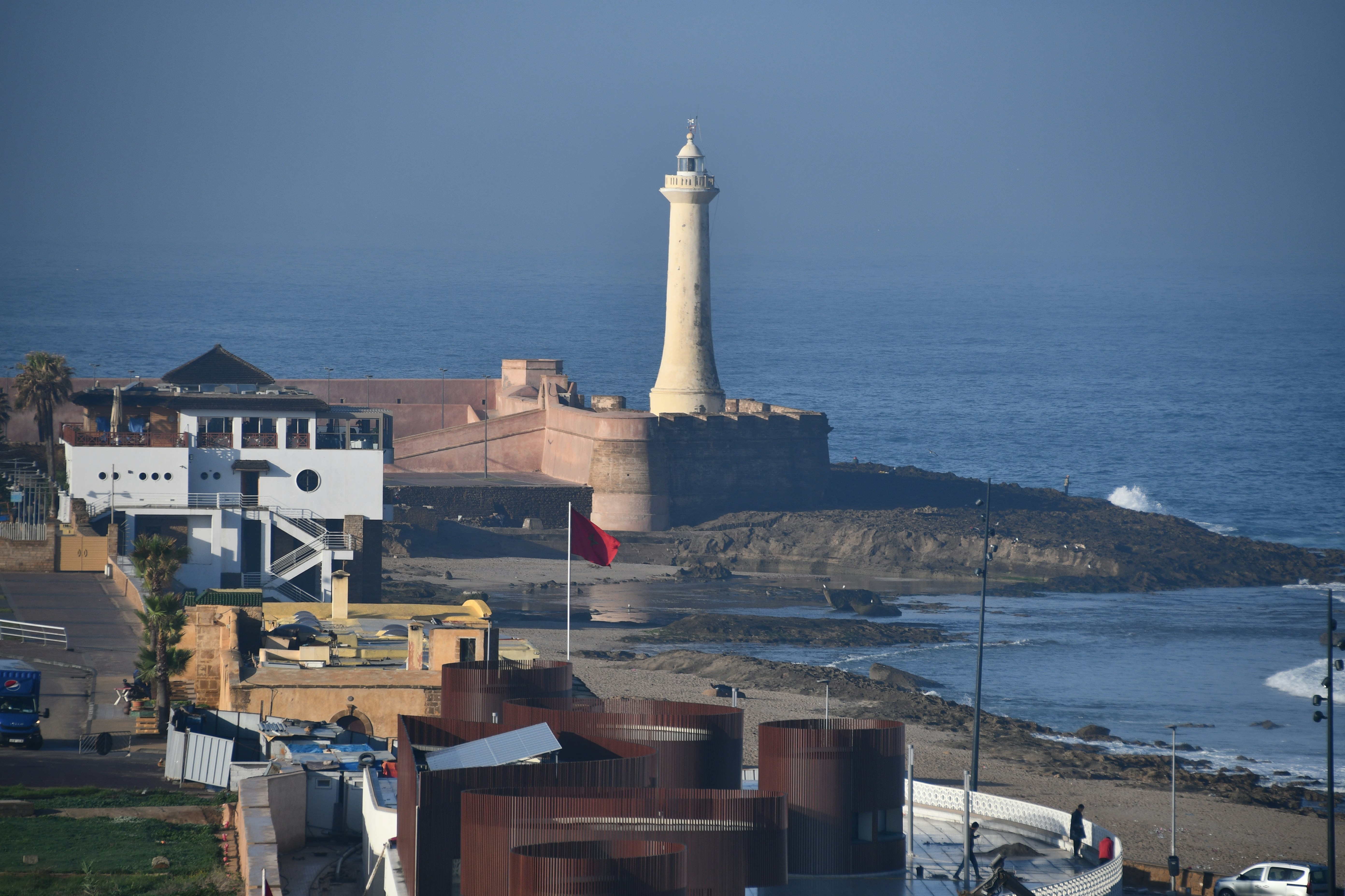 Una vista de un faro desde la distancia foto – Imagen de Rabat gratuita ...