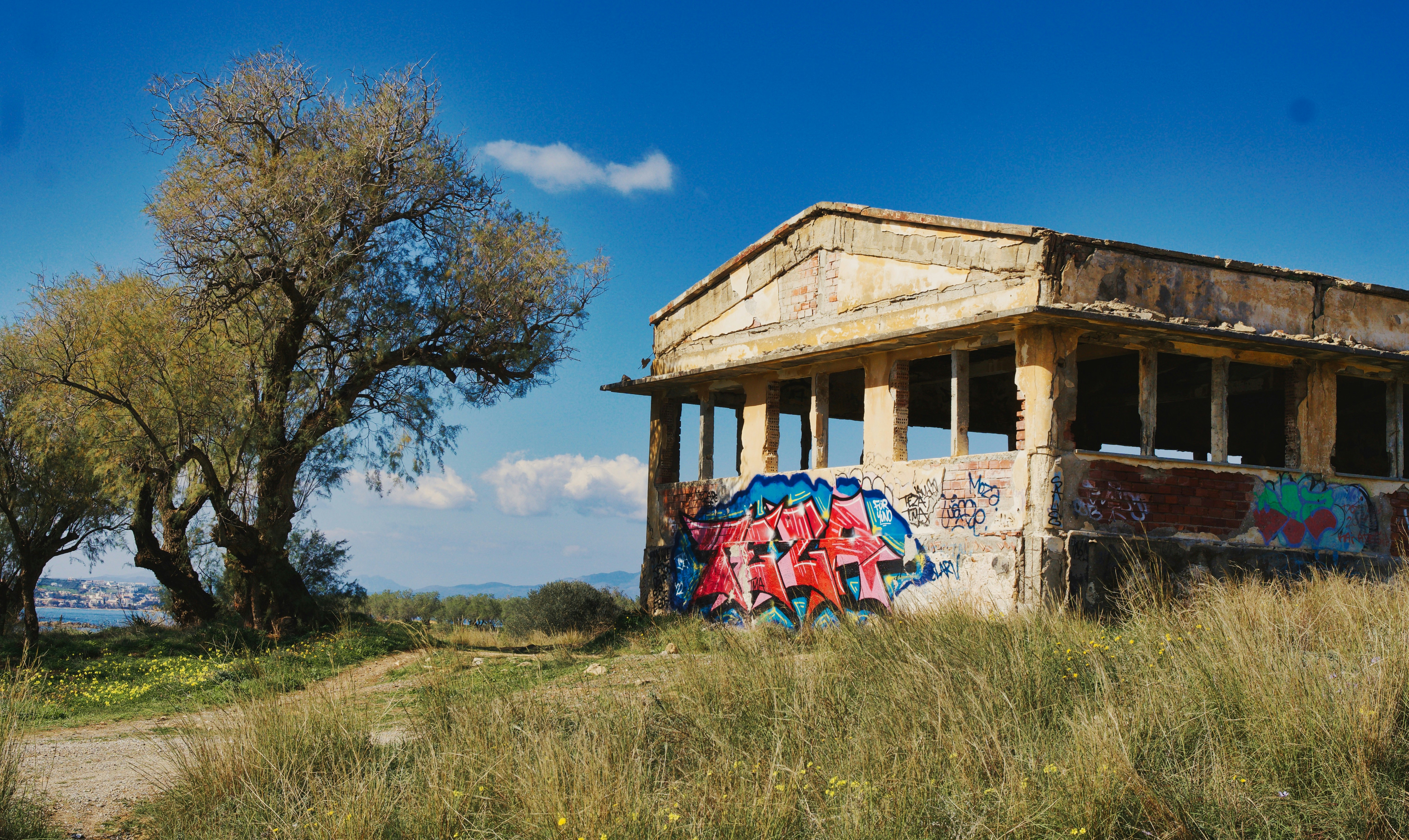 A run down building with graffiti on the side of it photo – Free ...