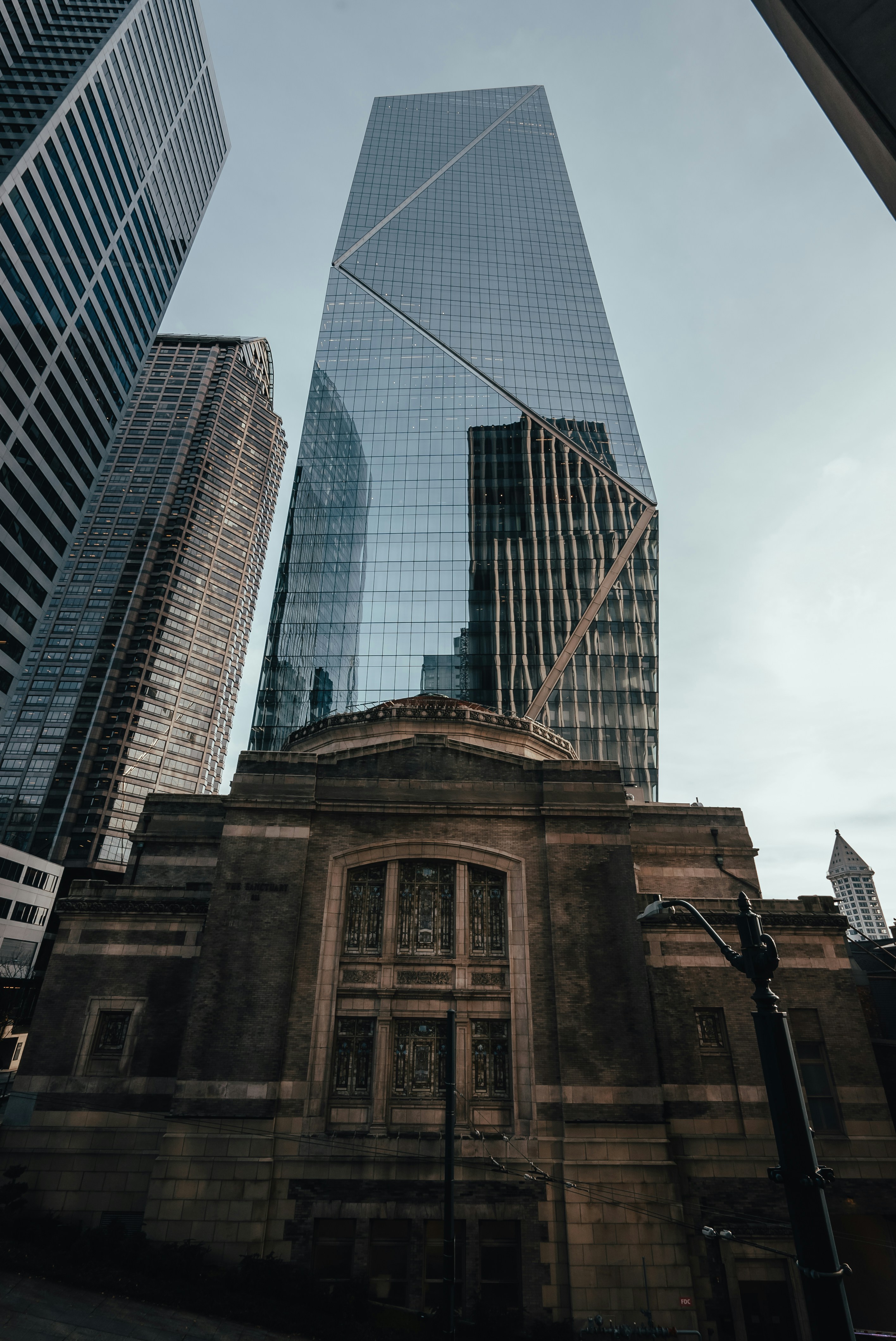 Foto Un edificio muy alto sentado al lado de otros edificios altos ...