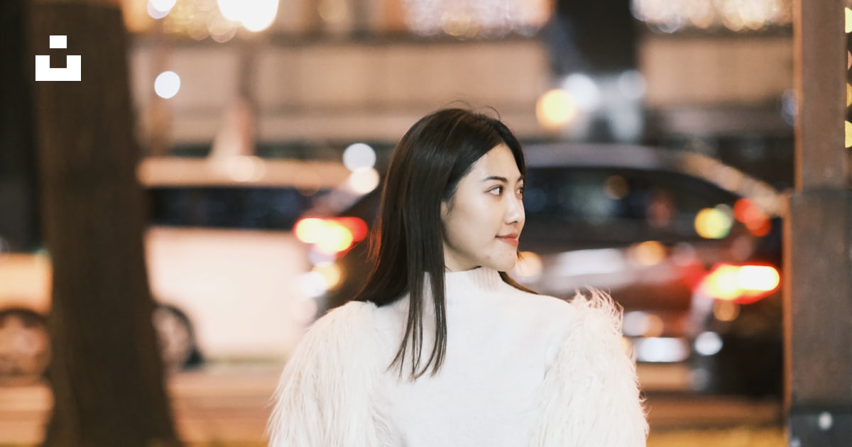 거리 근처 기둥 옆에 서 있는 여성 사진 Unsplash의 무료 아시아 소녀 이미지