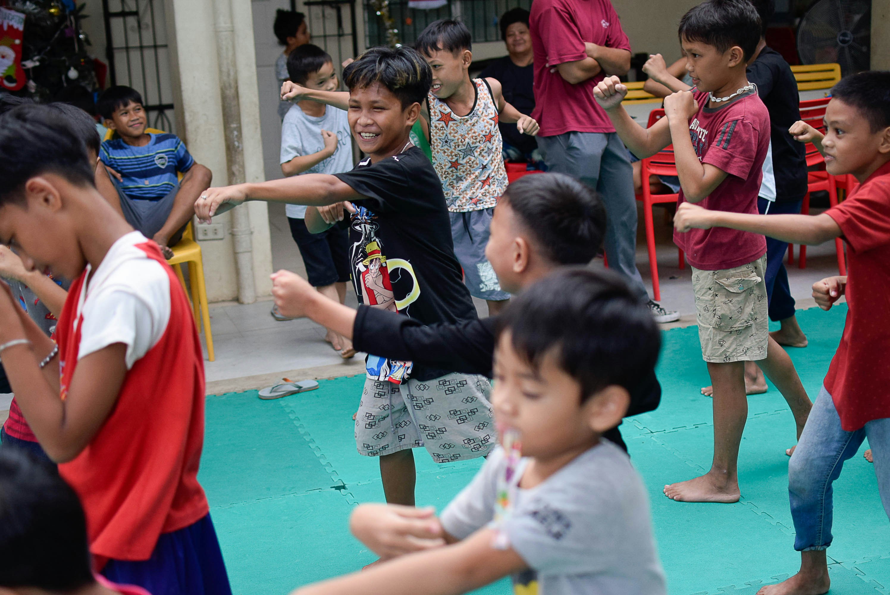 A group of young children playing a game of frisbee photo – Free Human ...