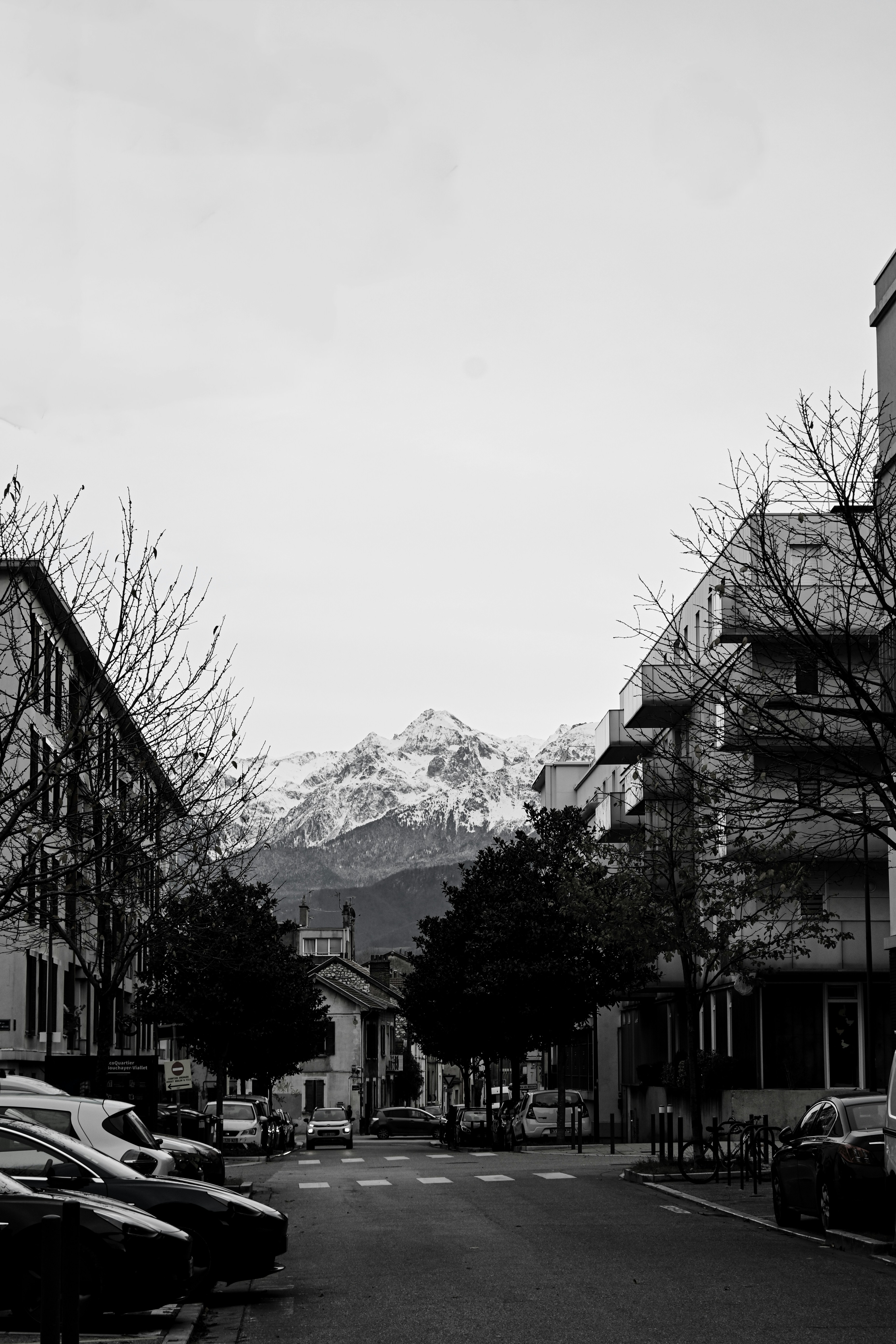 a black and white photo of a city street