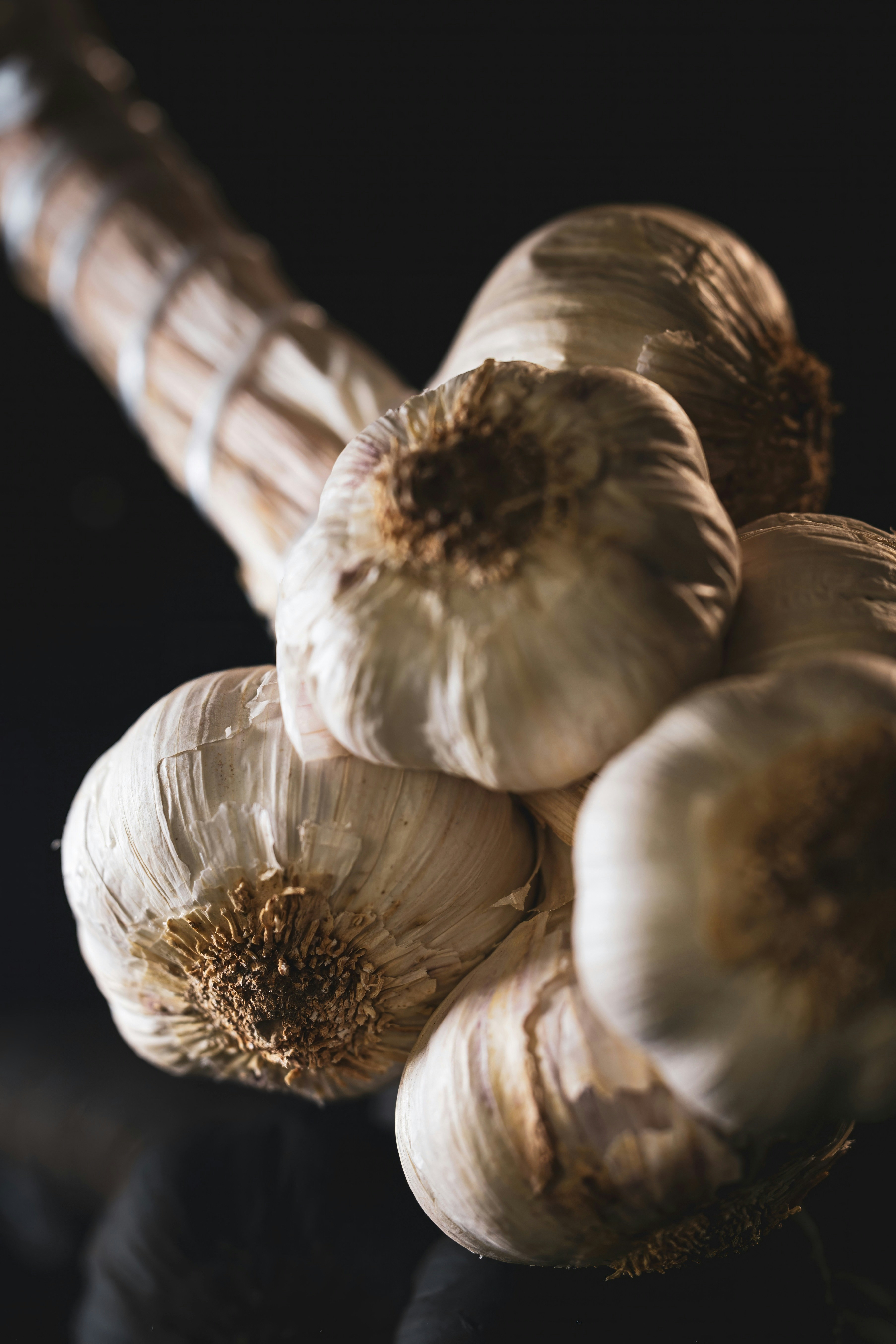 A pile of garlic sitting on top of a table photo – Free Food Image on ...