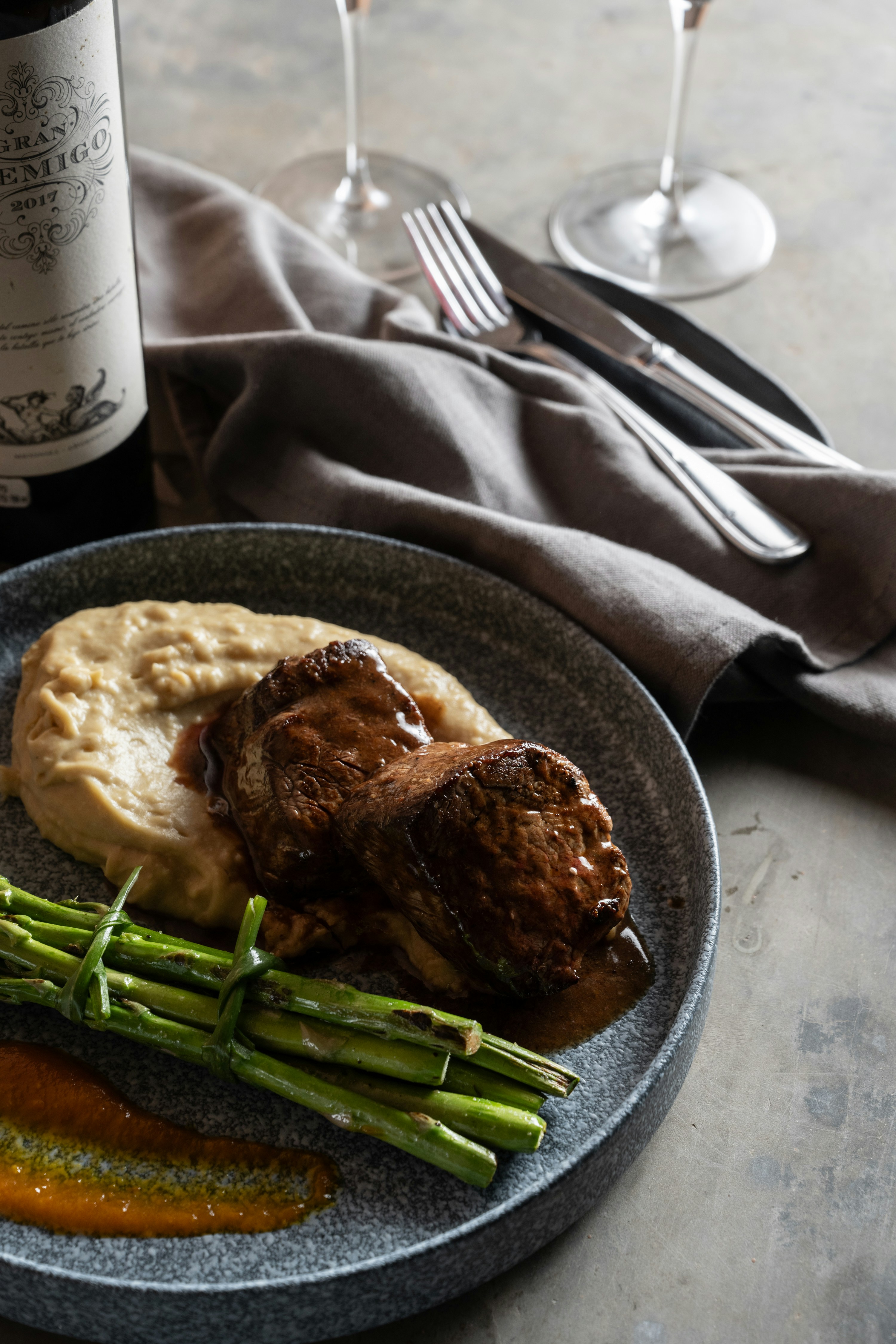 Prime Cut and Creamy Mash: A Rustic Plate with Tender Steak and Asparagus