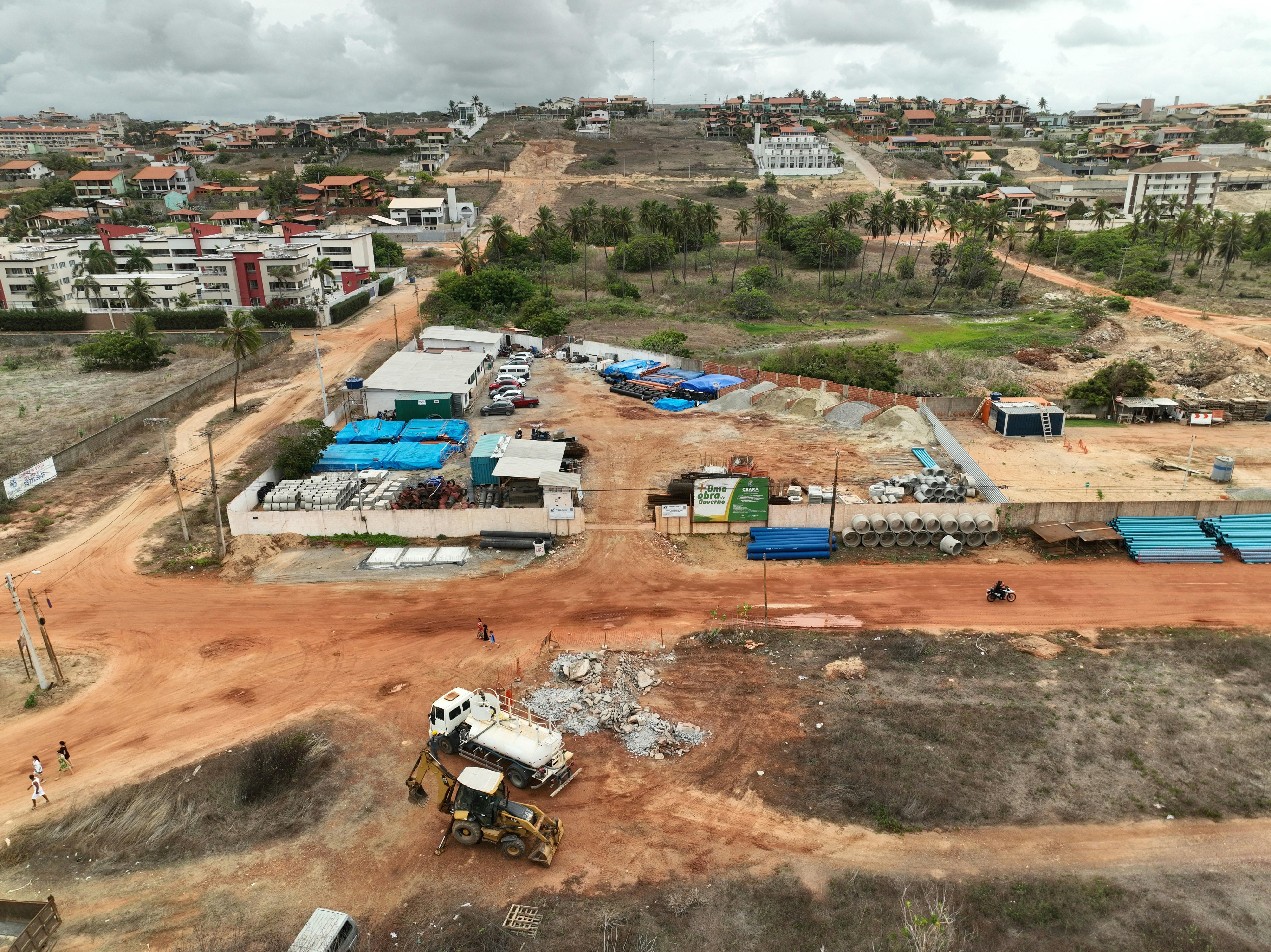 An aerial view of a construction site in a rural area photo – Free Car ...