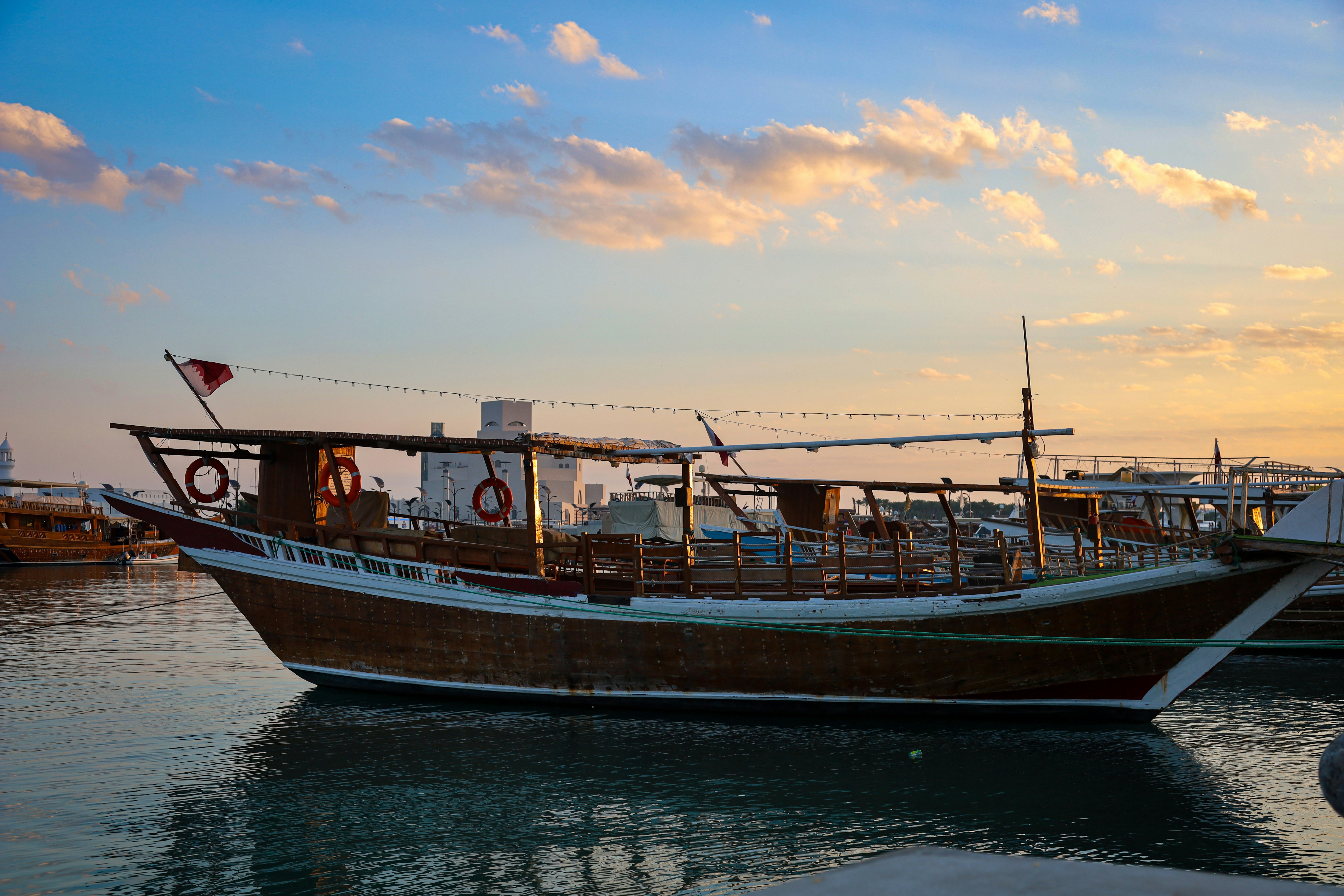 Foto zum Thema Ein Boot sitzt bei Sonnenuntergang im Wasser ...