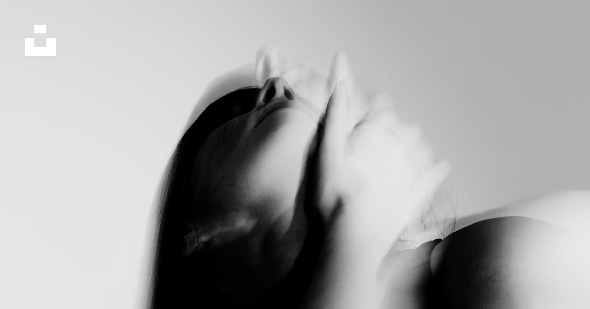 Foto Una Foto En Blanco Y Negro De Una Mujer Con Las Manos Detrás De La