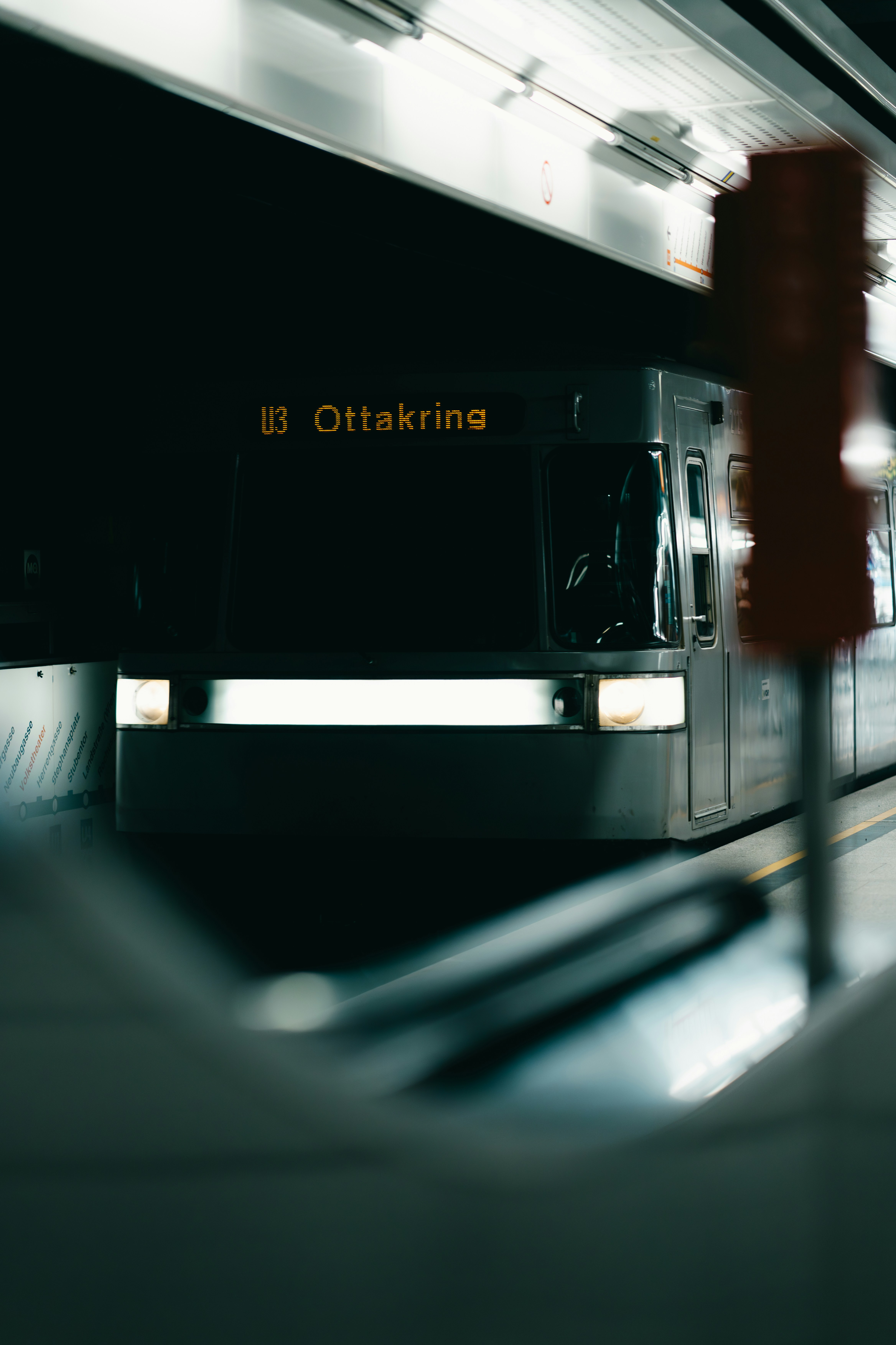 A blurry photo of a train pulling into a station photo – Free Vienna ...