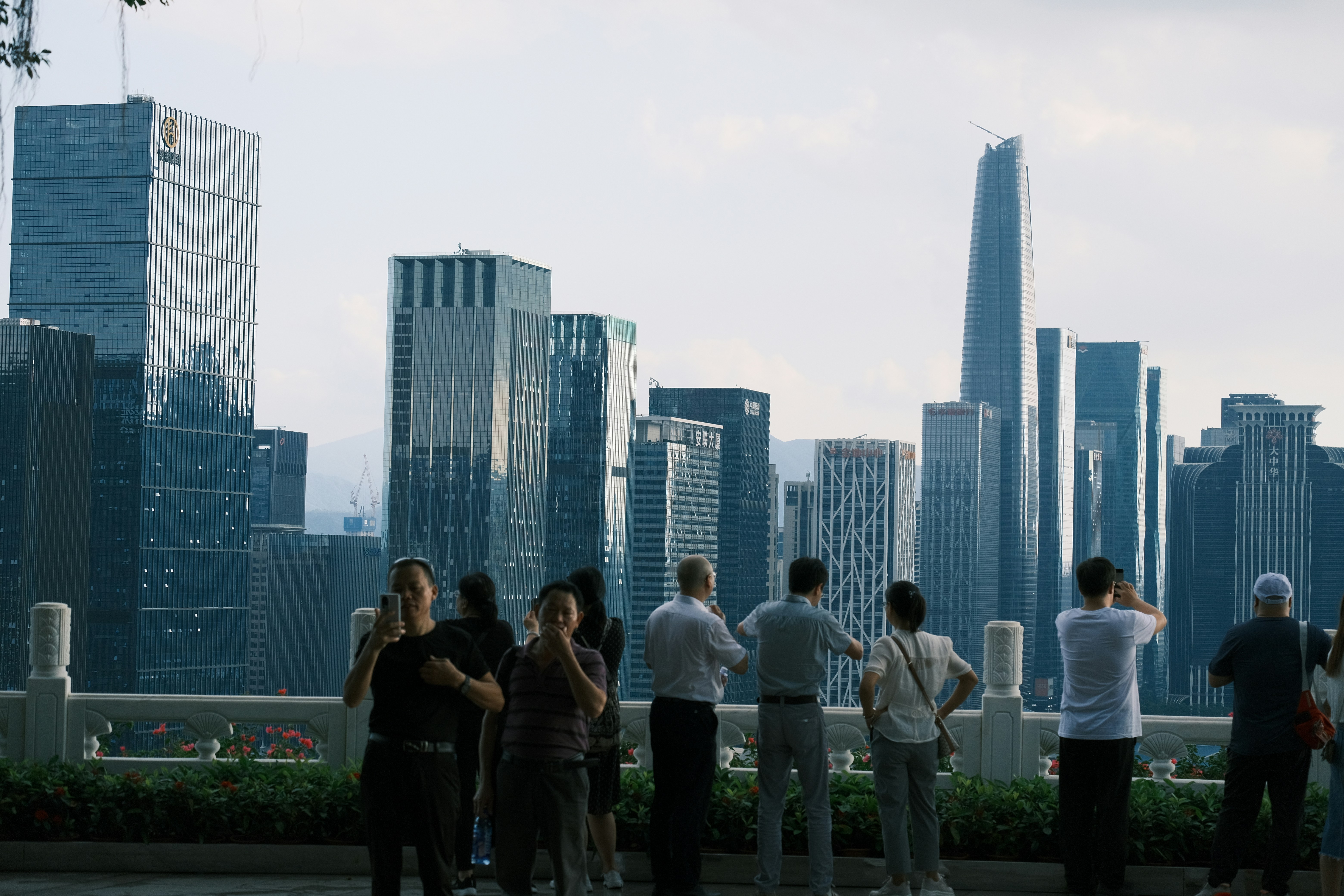 A group of people standing in front of a city skyline photo – Free ...
