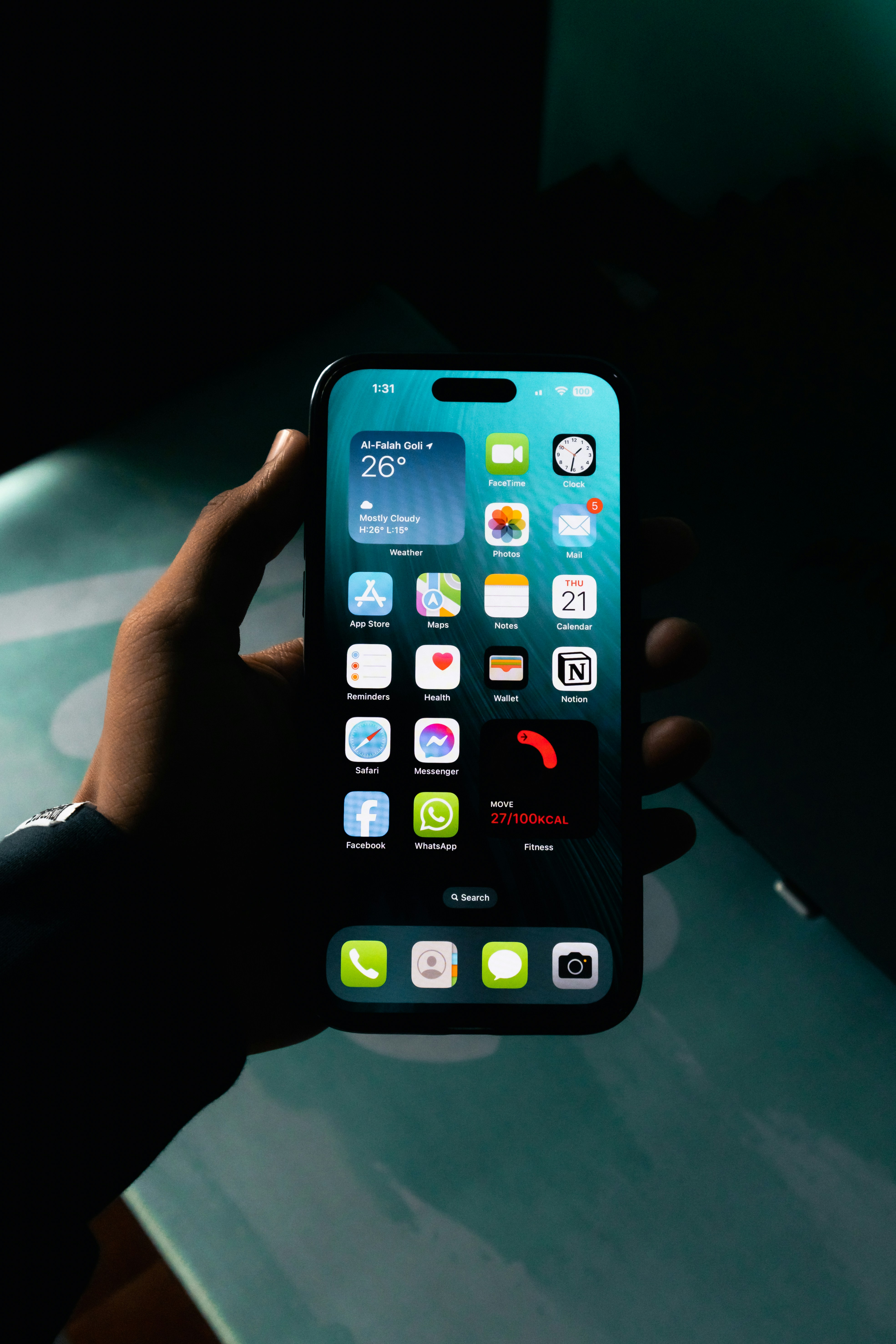 Foto Una persona sosteniendo un iPhone en la mano – Imagen Bangladesh ...