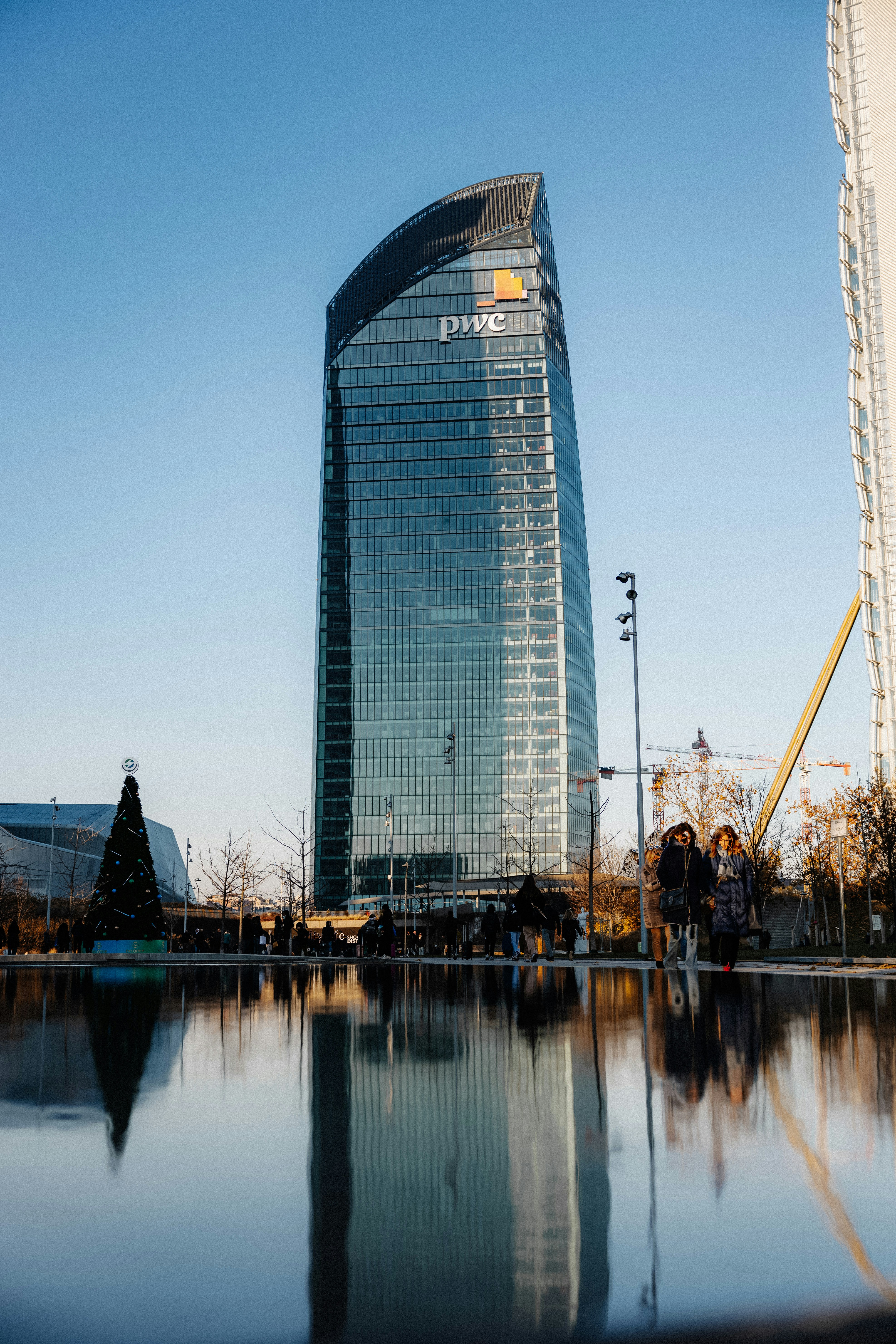 Portrait of a Skyward Tower: PwC’s Glass Facade Reflects the Day