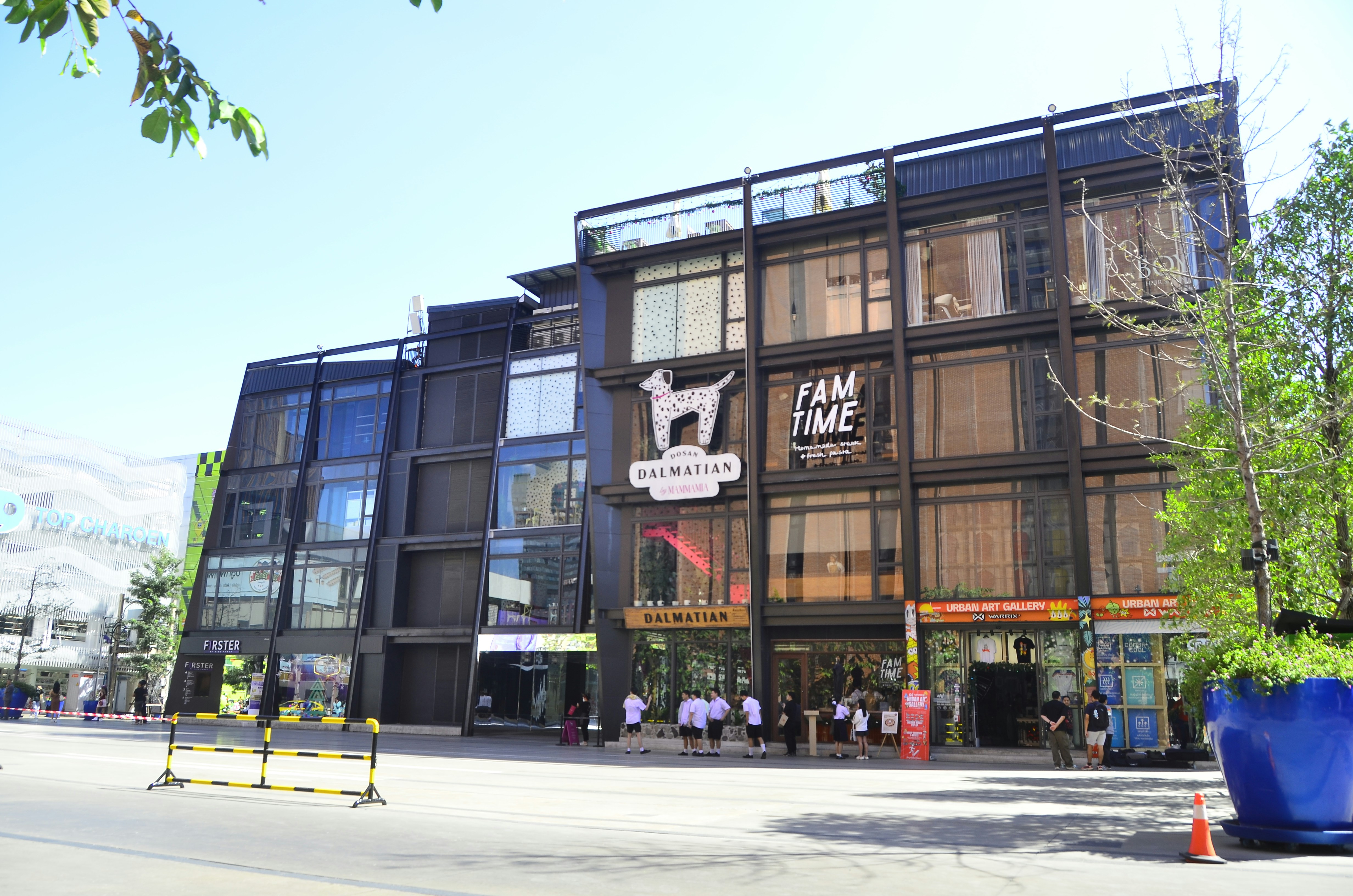 Dalmatian Café: Modern Facade and Urban Activity