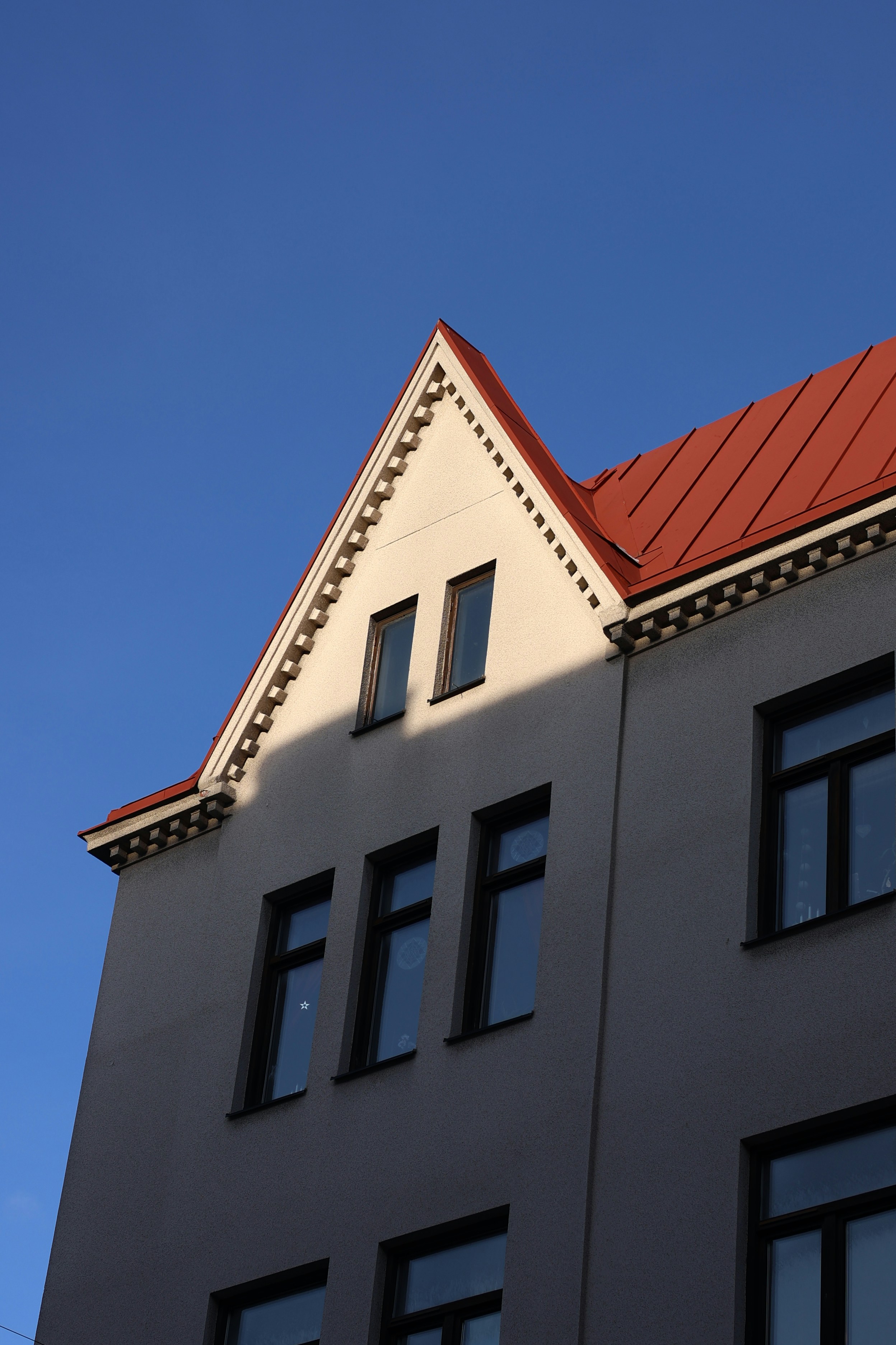 A building with windows and a red roof photo – Free Malmö Image on Unsplash
