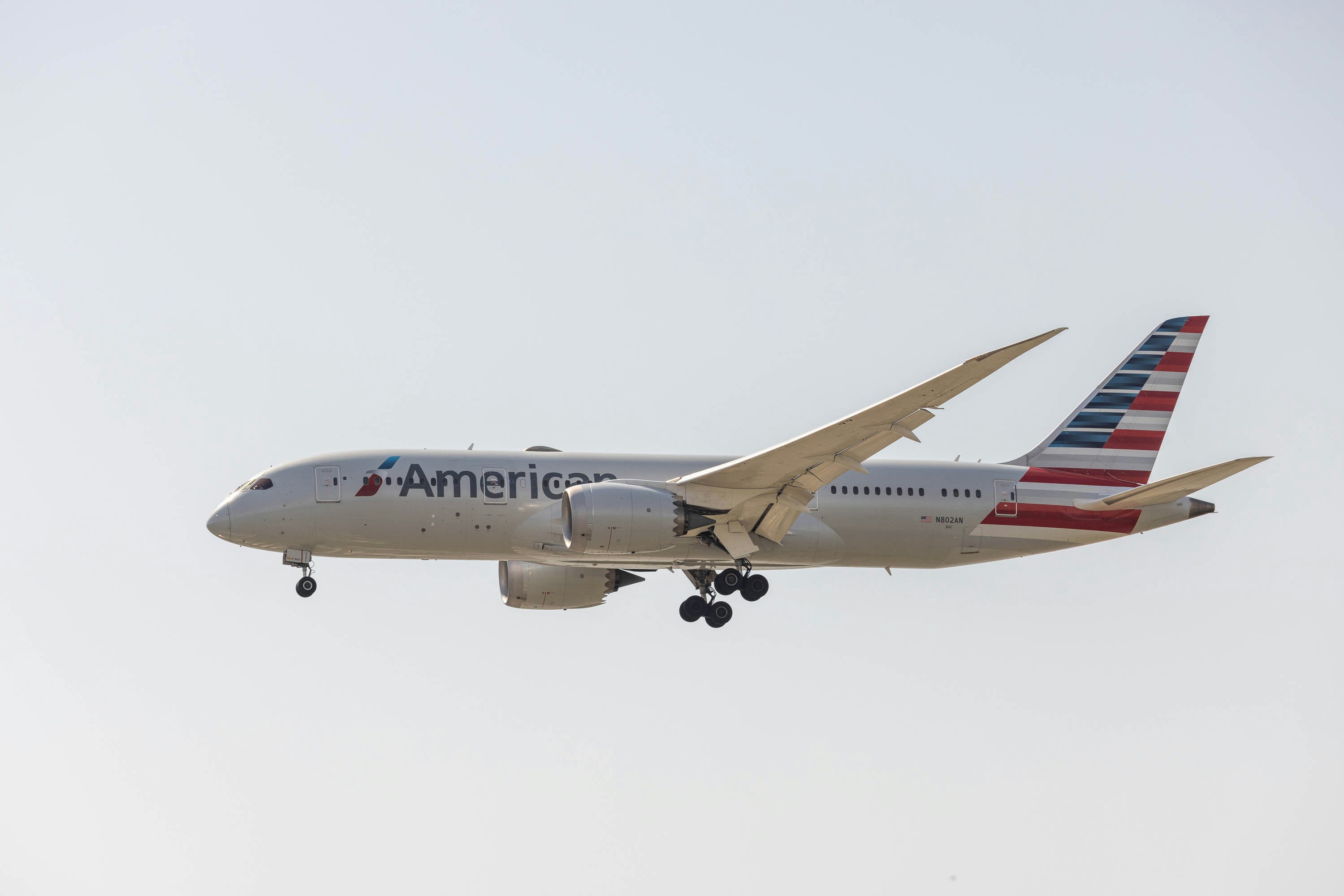 Foto zum Thema Ein Flugzeug der American Airlines fliegt am Himmel ...