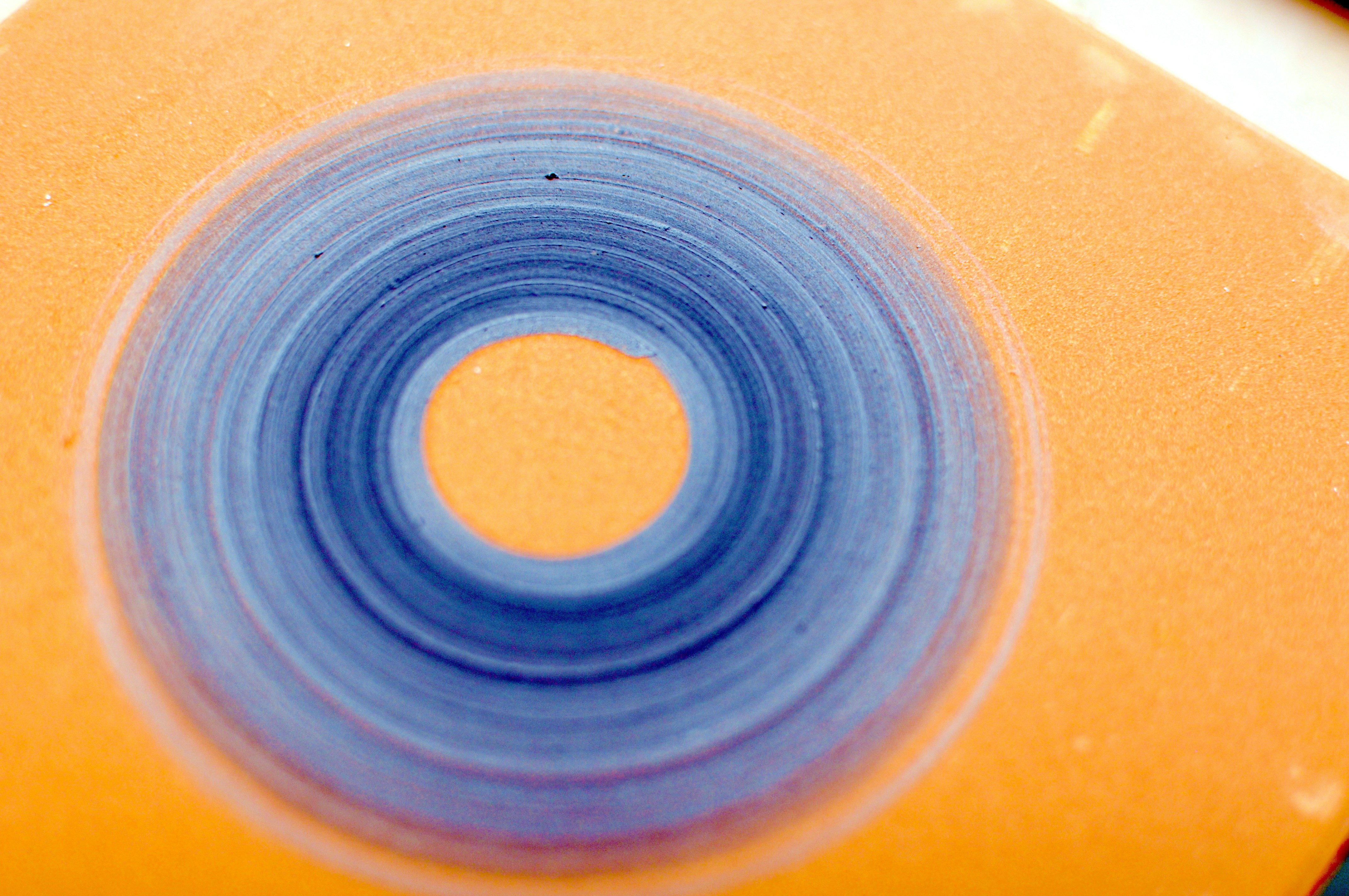 A close up of a yellow and blue object photo – Free Largo abate ...