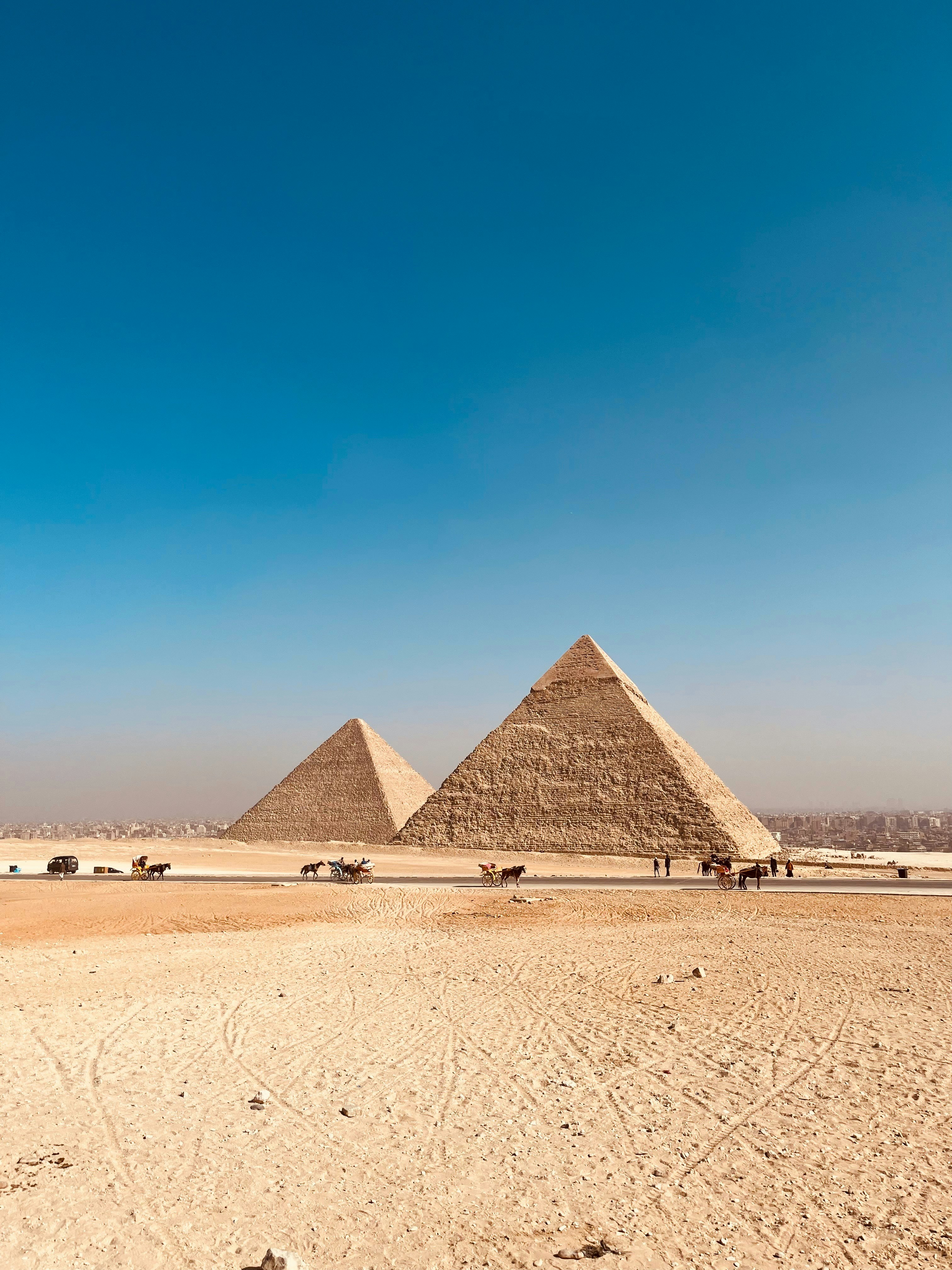 Foto zum Thema Die Pyramiden von Gizeh liegen in der Wüste ...