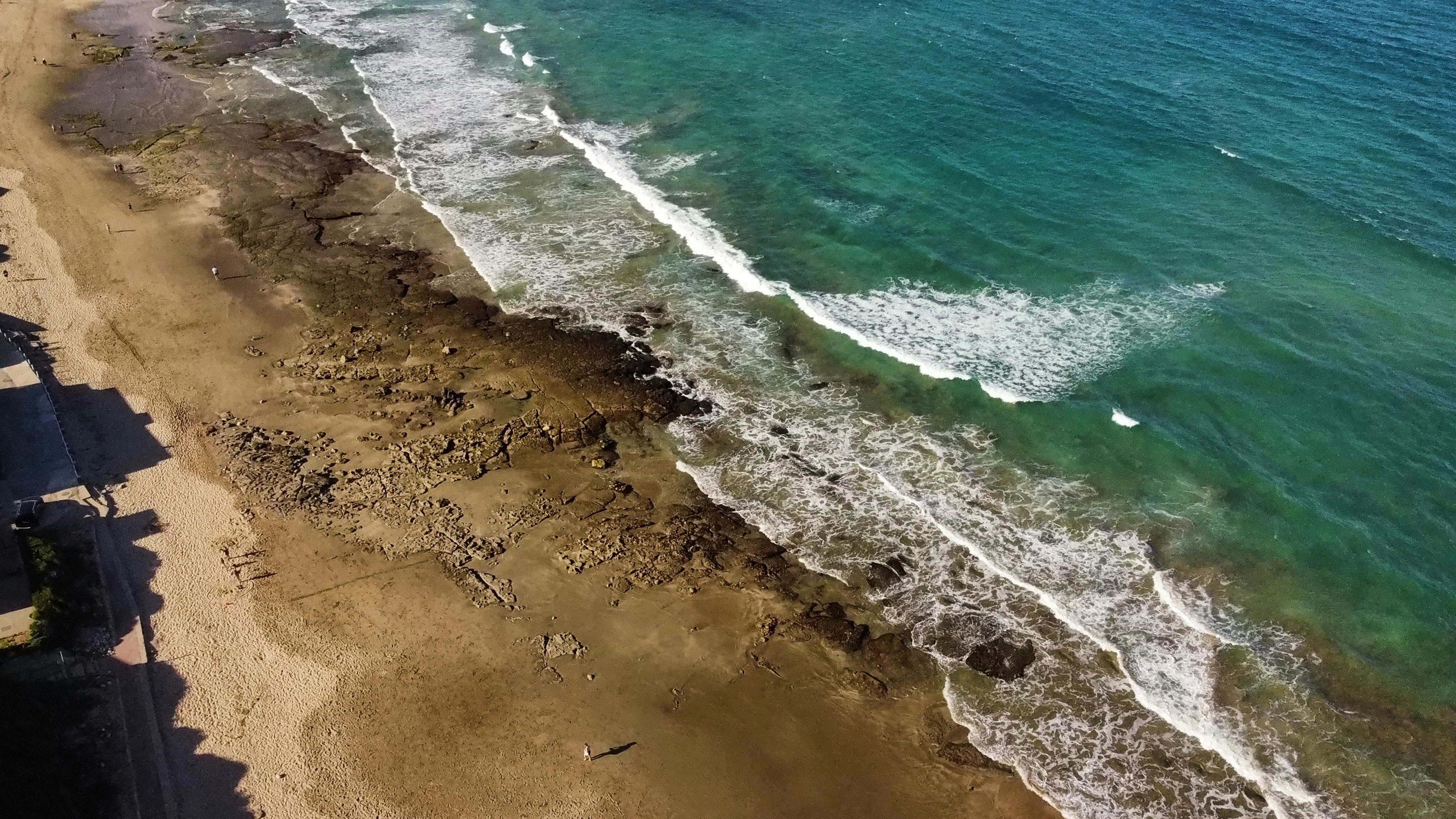 A bird's eye view of a beach and ocean photo – Free Vleesbaai Image on ...