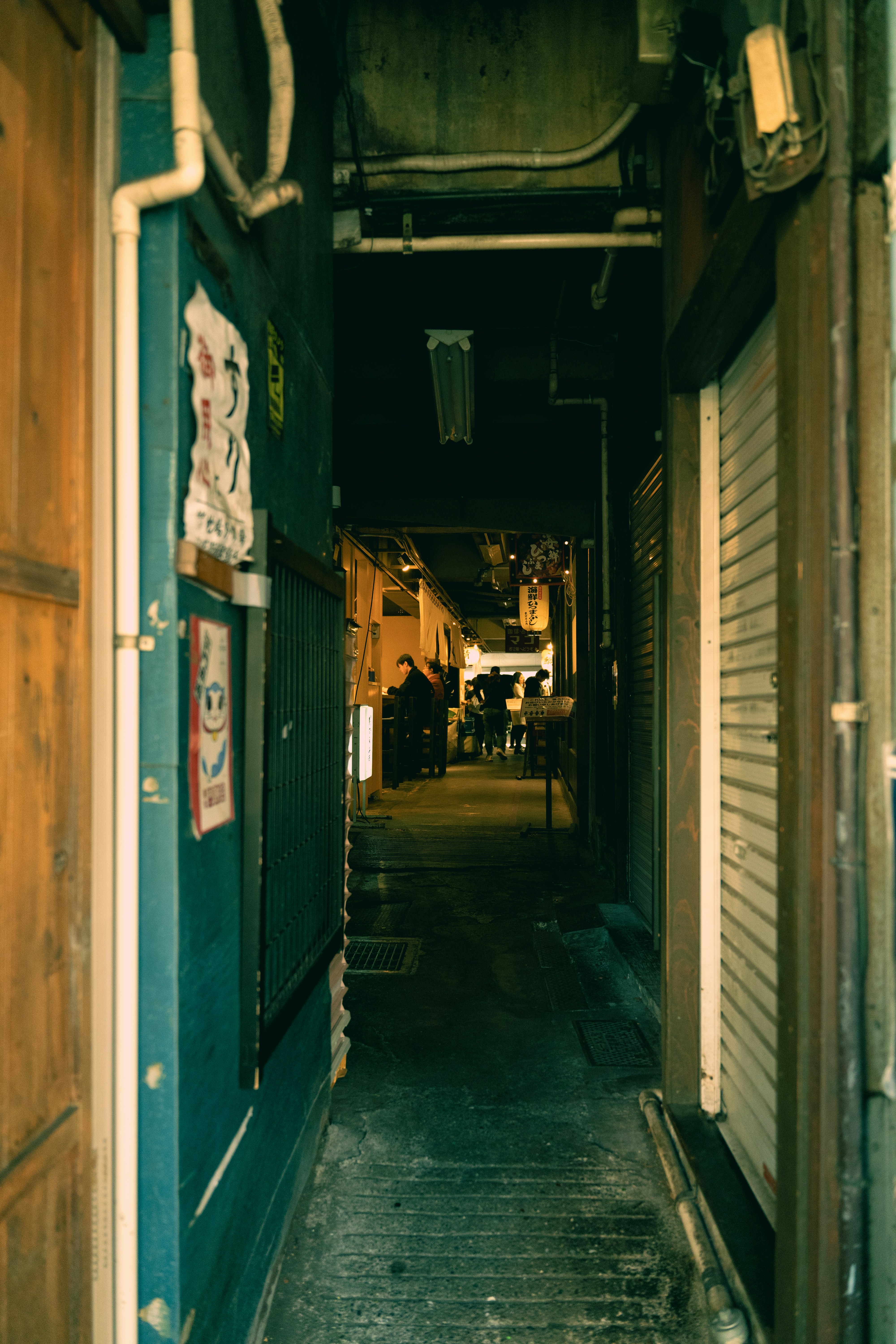 A narrow alley way with an open door photo – Free Market Image on Unsplash