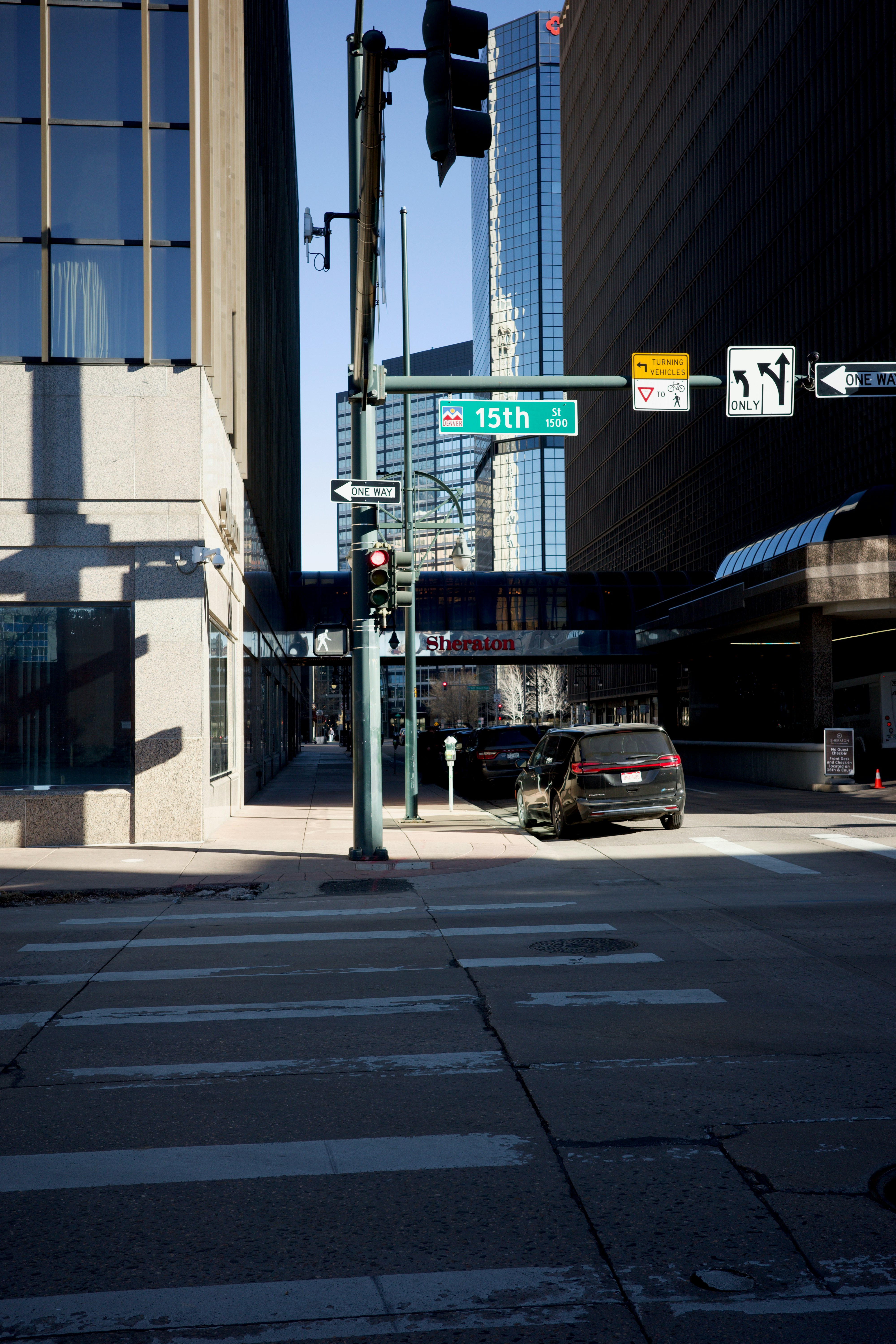 A car is stopped at an intersection in a city photo – Free City Image ...