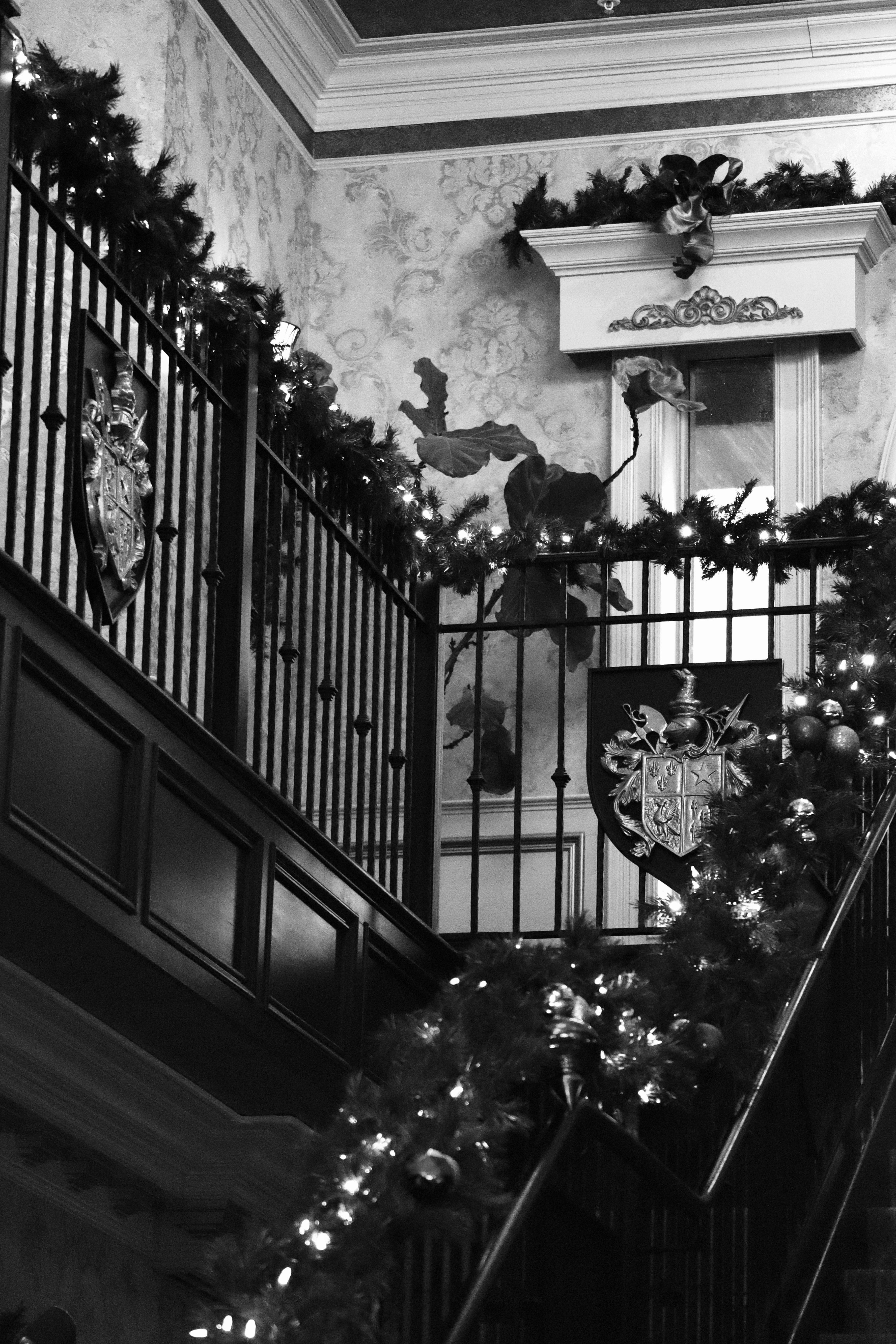 Crested Rail, Gleaming Garlands: A Black-and-White Holiday Staircase