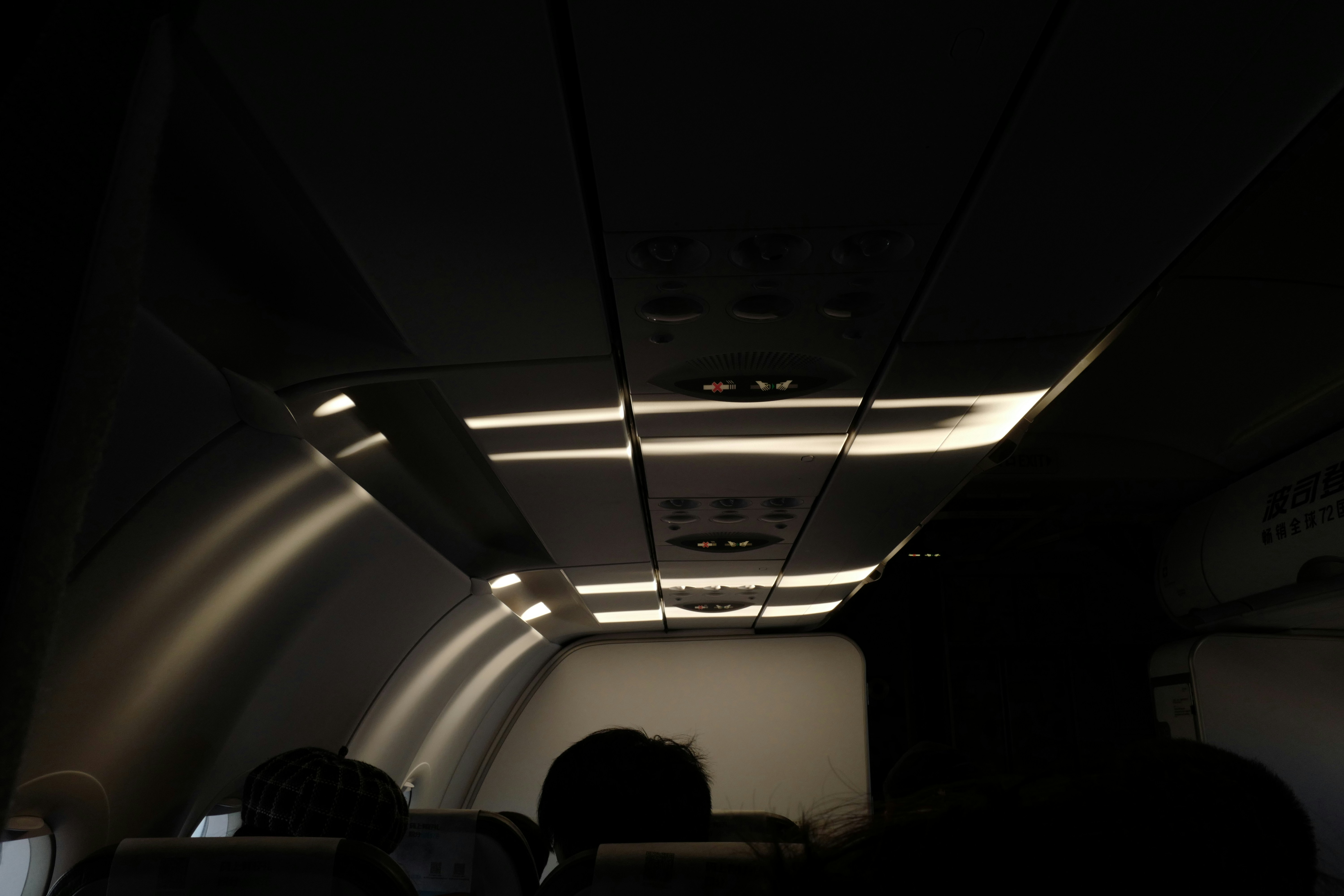 Night Flight Geometry: Quiet Lines of Light in a Dark Cabin