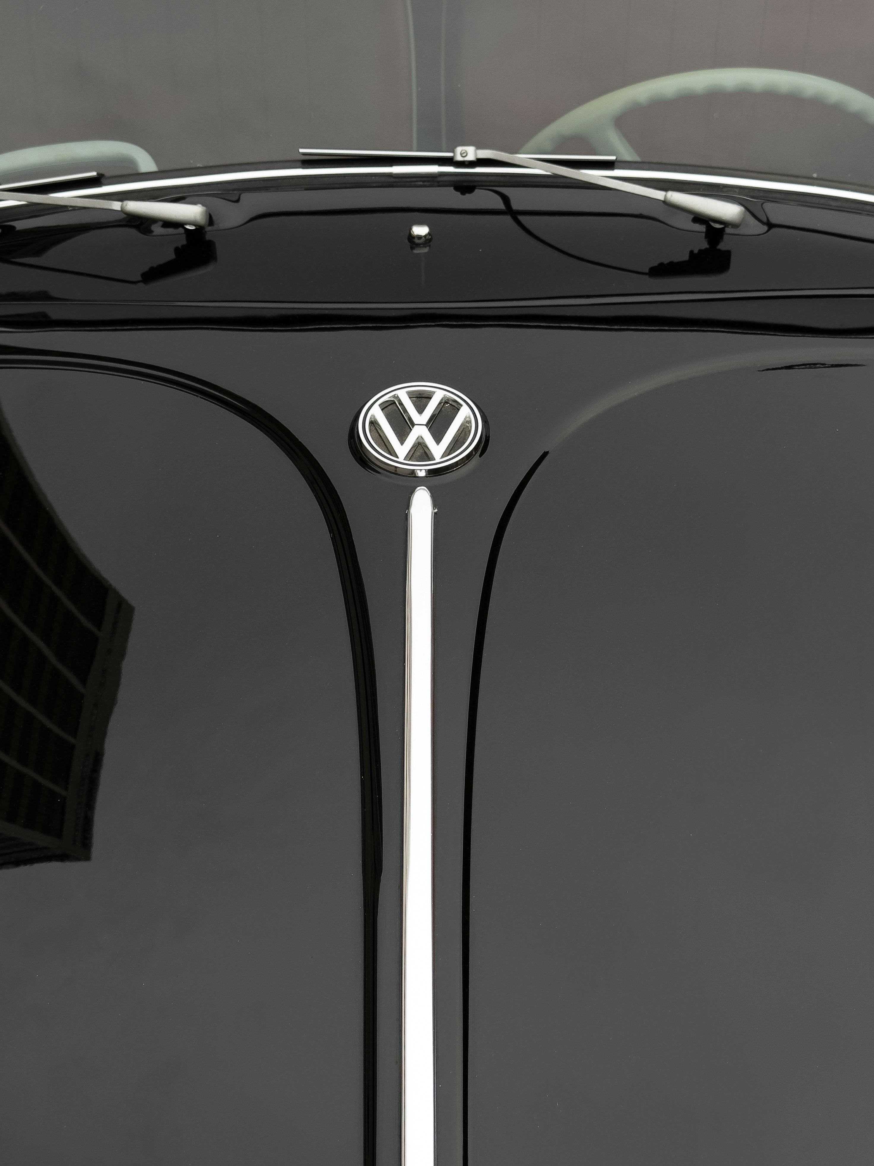 A close up of a vw emblem on a black car photo – Free Usa Image on Unsplash