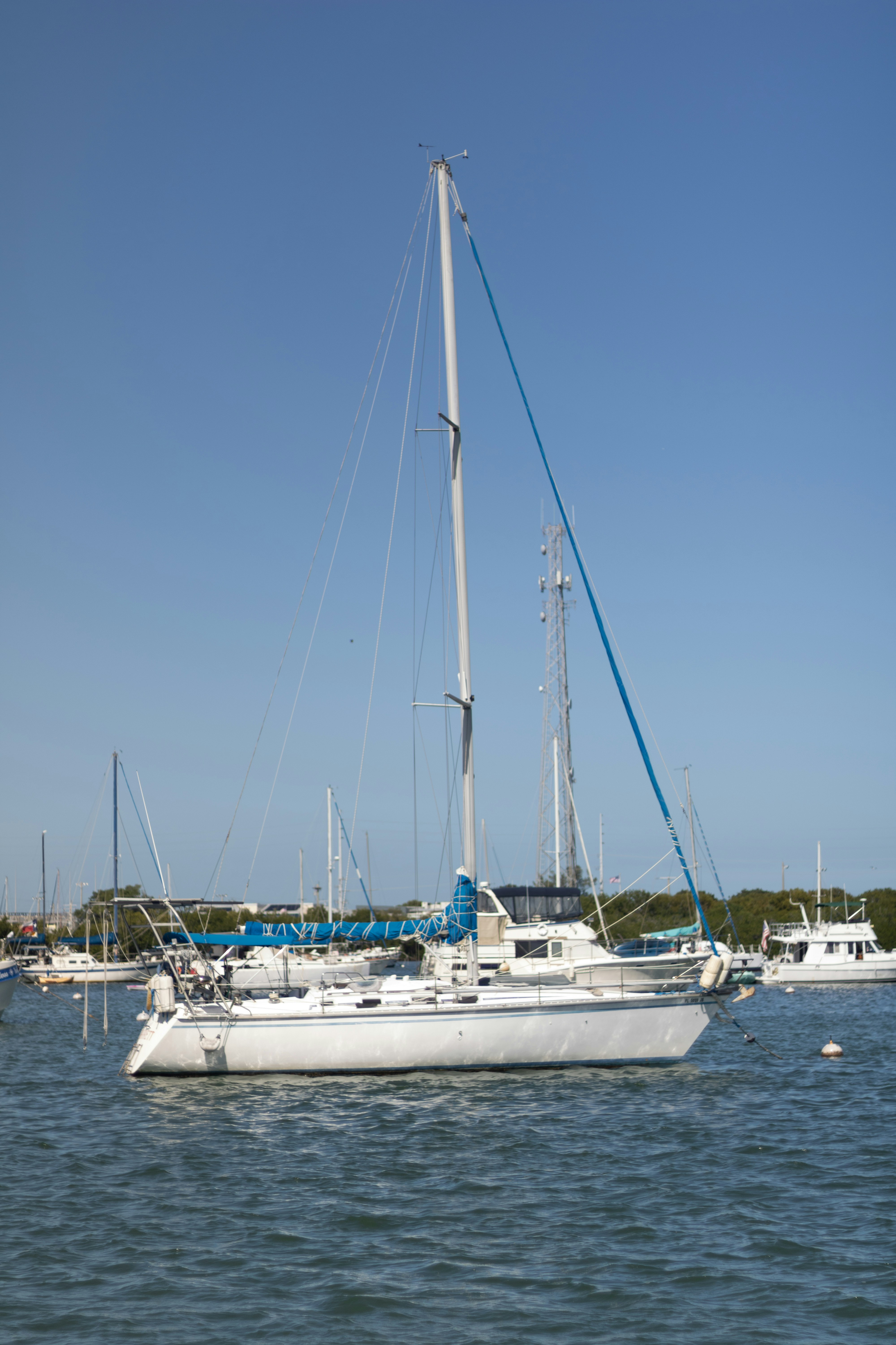 Foto zum Thema Ein weißes Segelboot, das auf einem Gewässer schwimmt ...