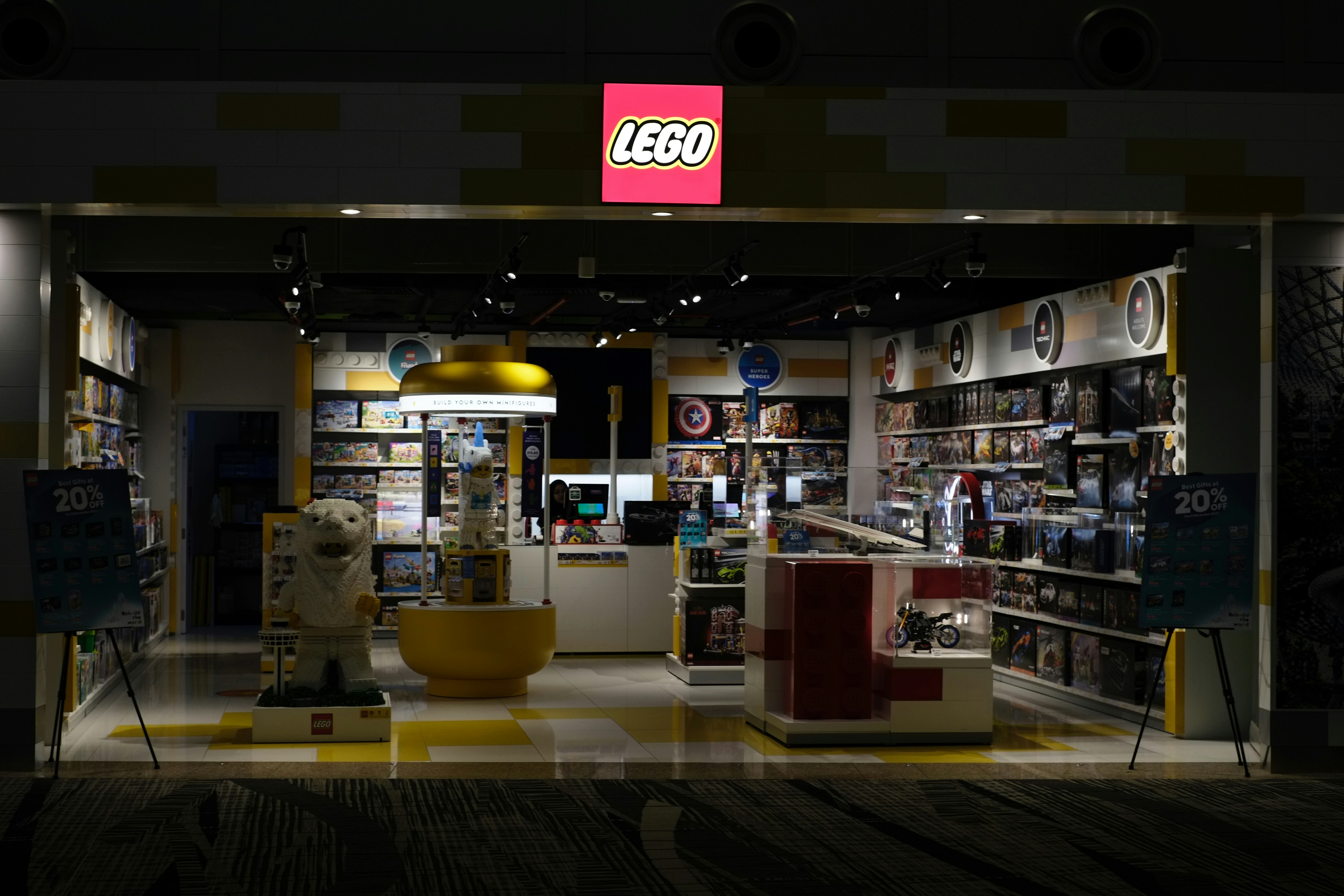 Uma loja LEGO com uma grande exposição de itens foto – Imagem grátis ...