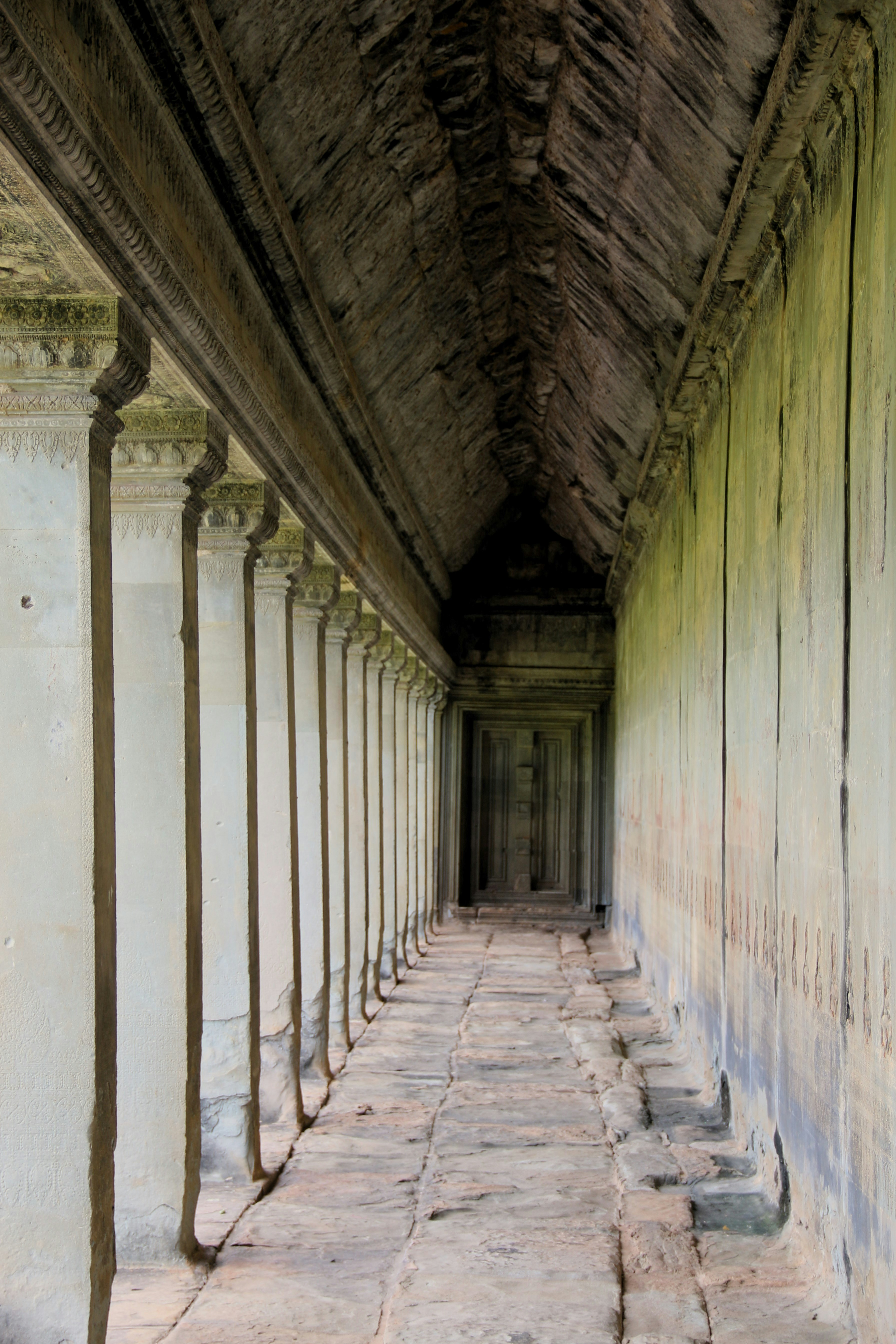 A long hallway with columns and a roof photo – Free Building Image on ...