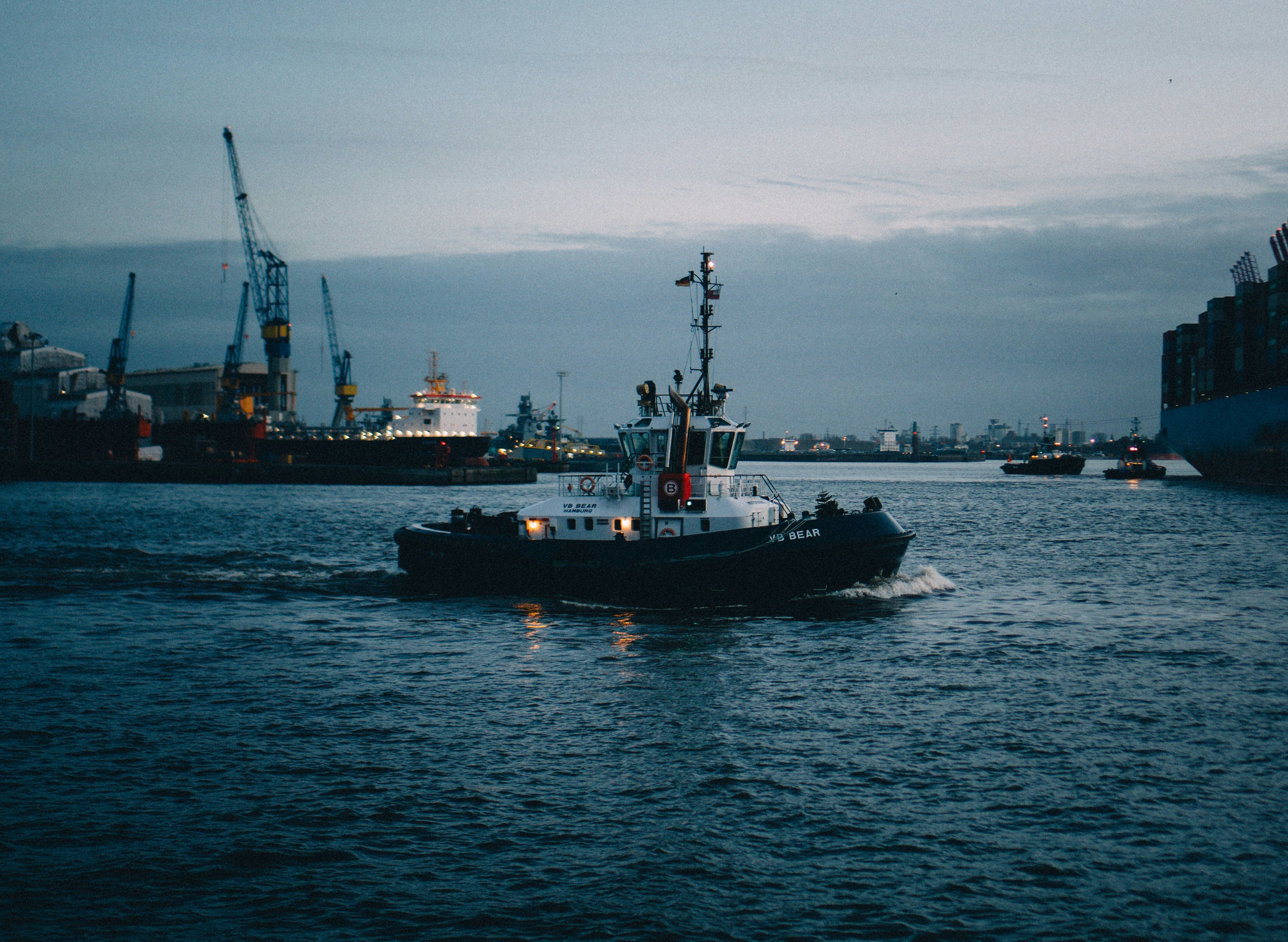 Un remorqueur dans un plan d’eau photo – Image gratuite de Hambourg sur ...